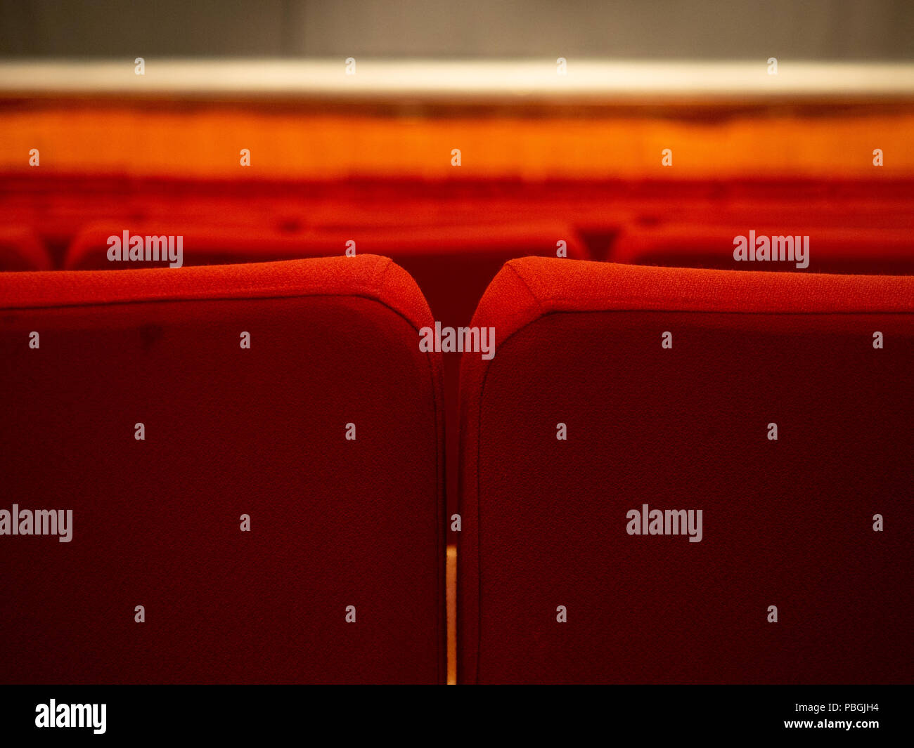 Rows red theatre seats hi-res stock photography and images - Alamy