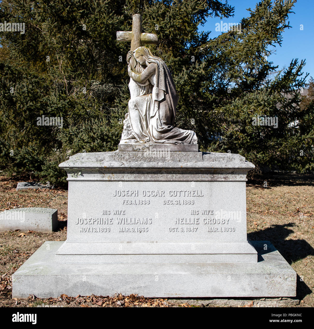 Monuments in victorian cemetery hi-res stock photography and images - Alamy