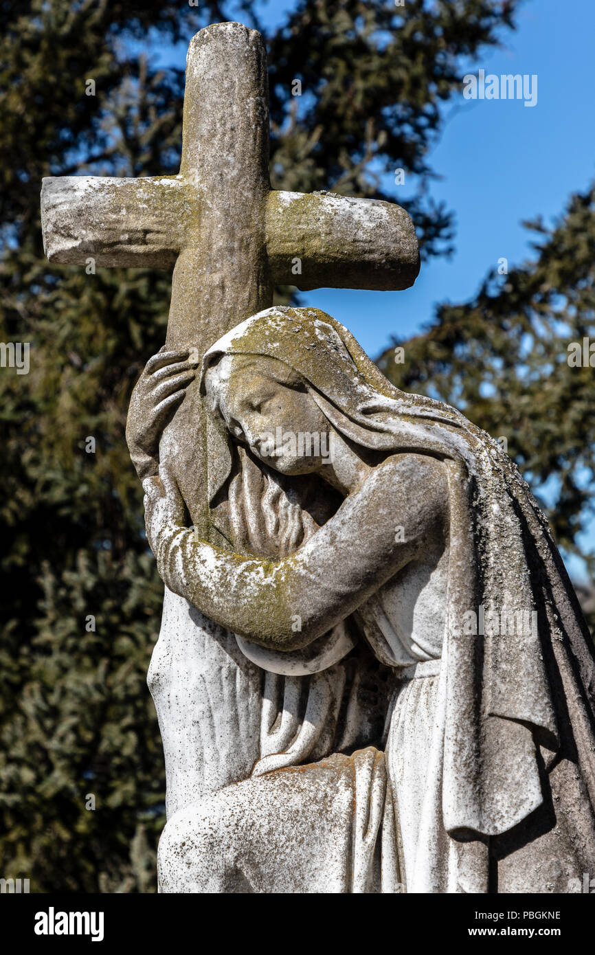 Monuments in victorian cemetery hi-res stock photography and images - Alamy