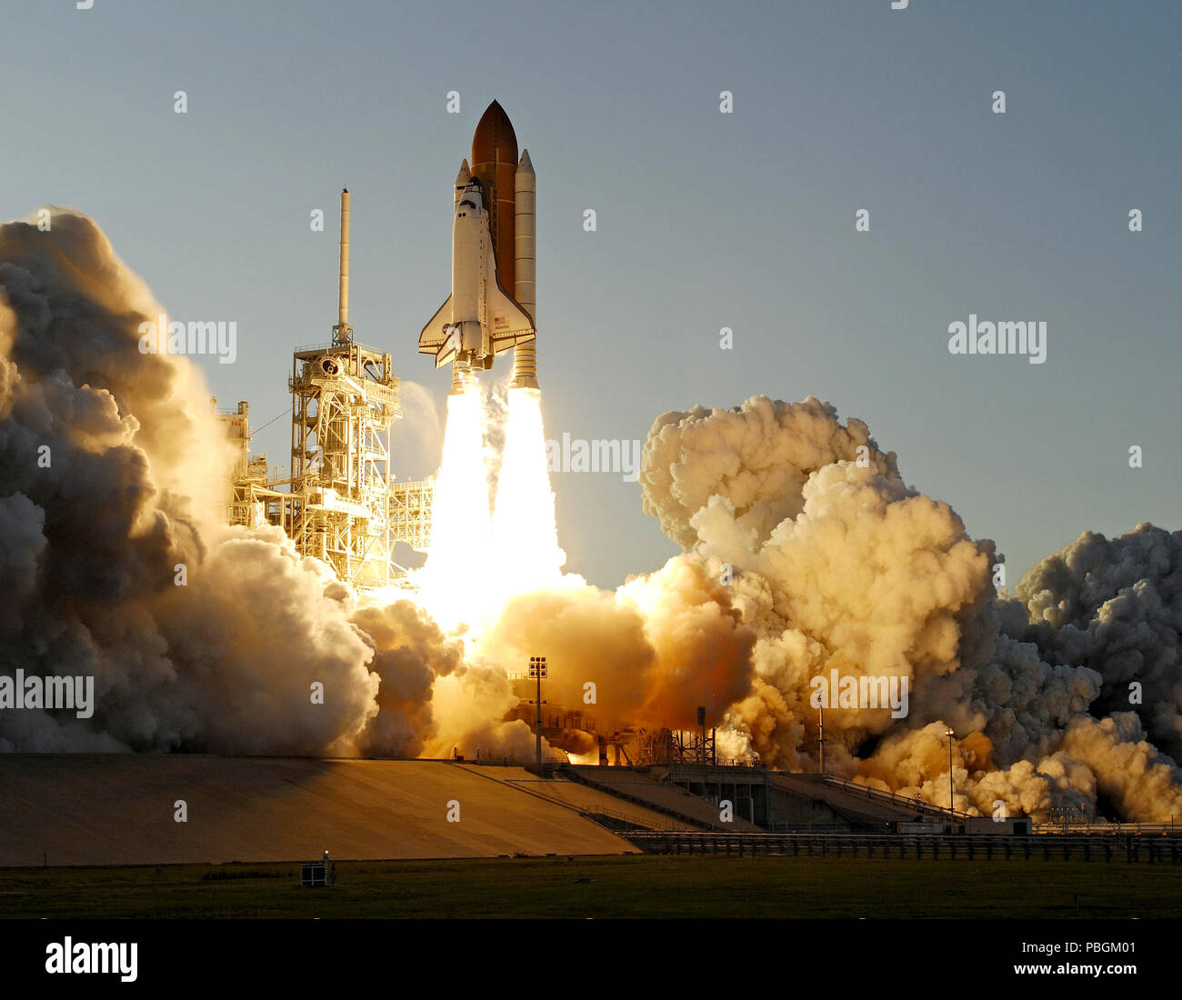 Sts 117 hi-res stock photography and images - Alamy