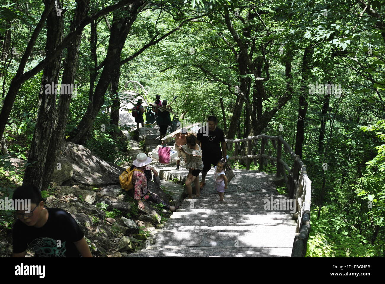 Chinese people hiking up the Yellow Mountain Stock Photo - Alamy