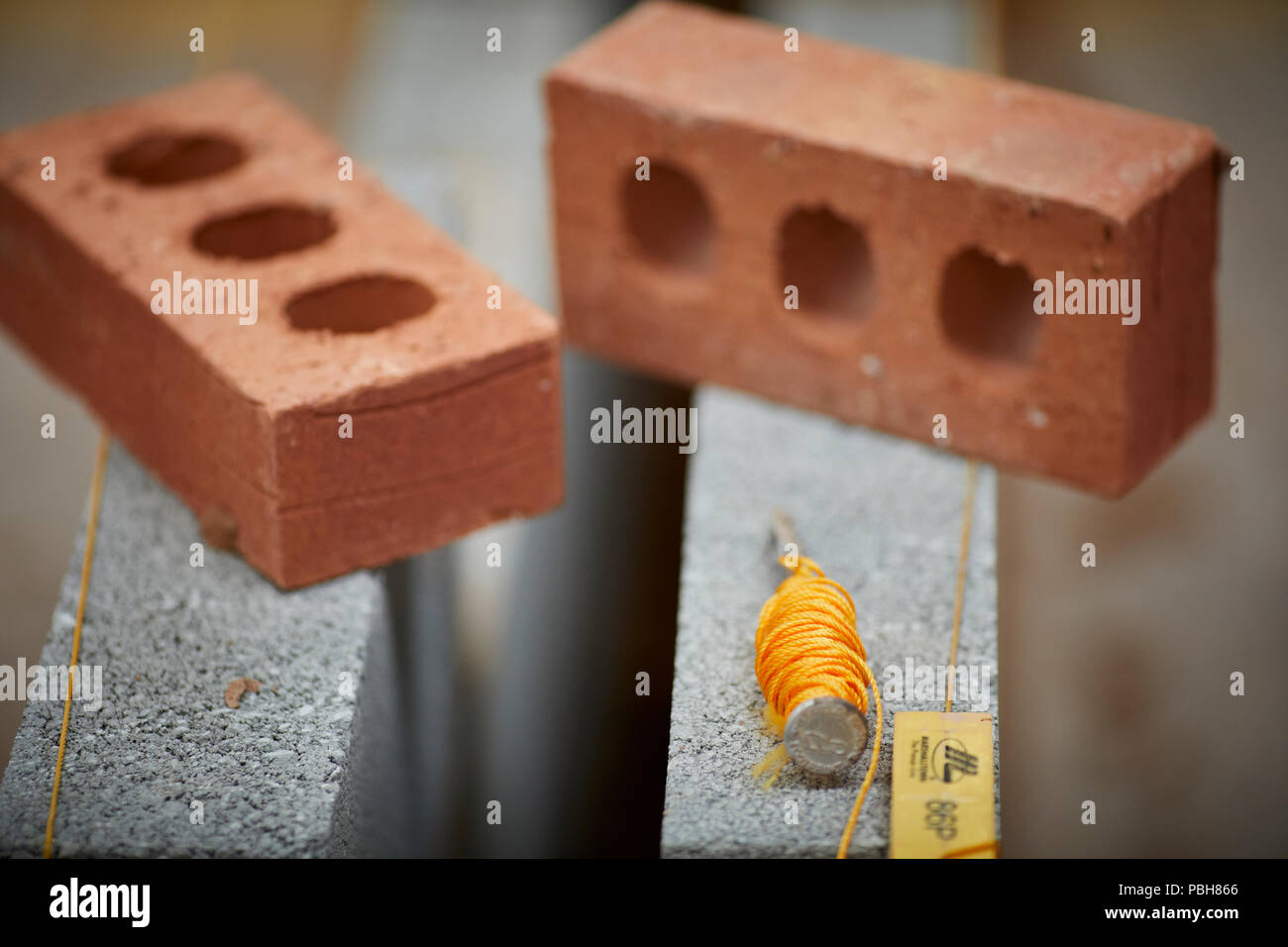 Builders hat hi-res stock photography and images - Alamy