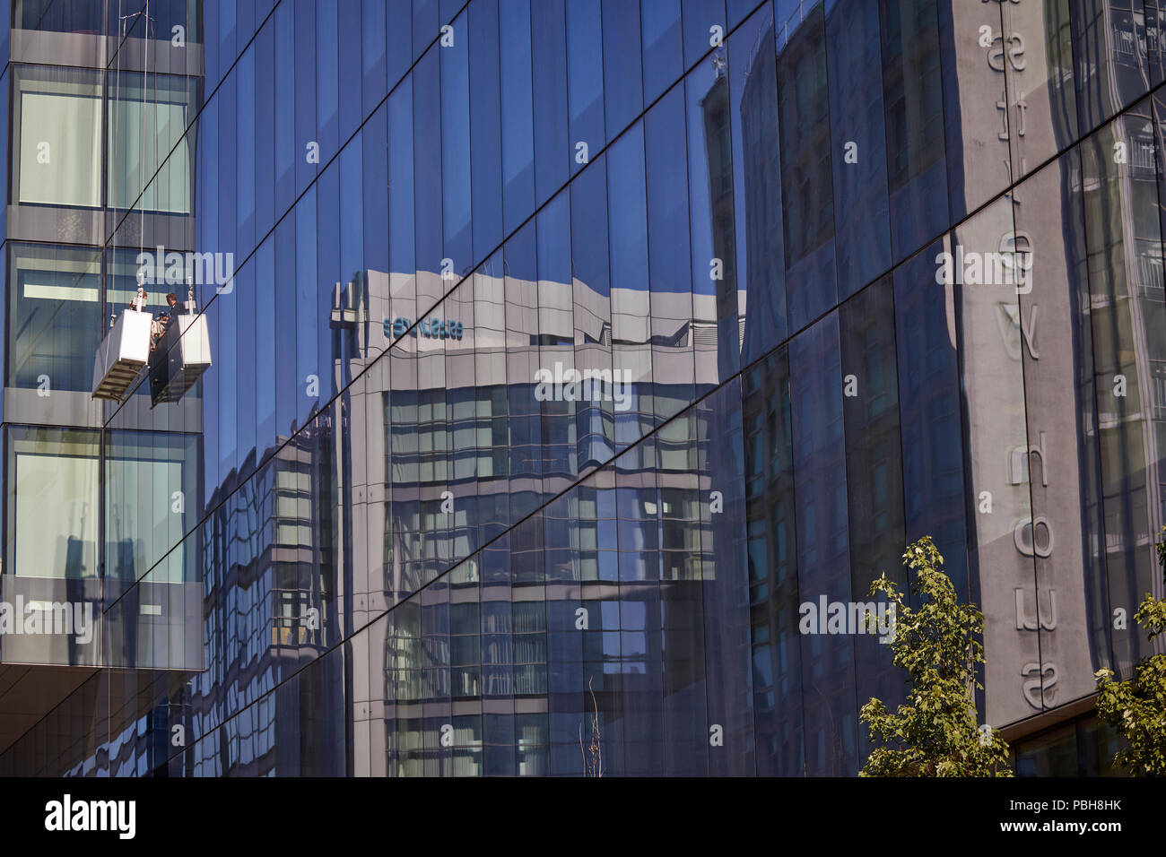 Modern hi rise office architecture hi-res stock photography and images ...