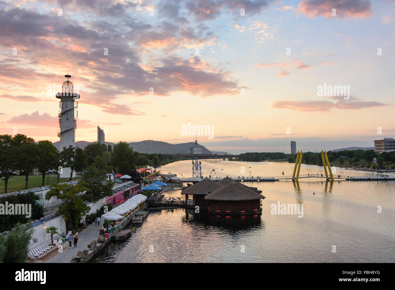 Wien, Vienna: Donauinsel (Danube Island), river Neue Donau (New Danube ...