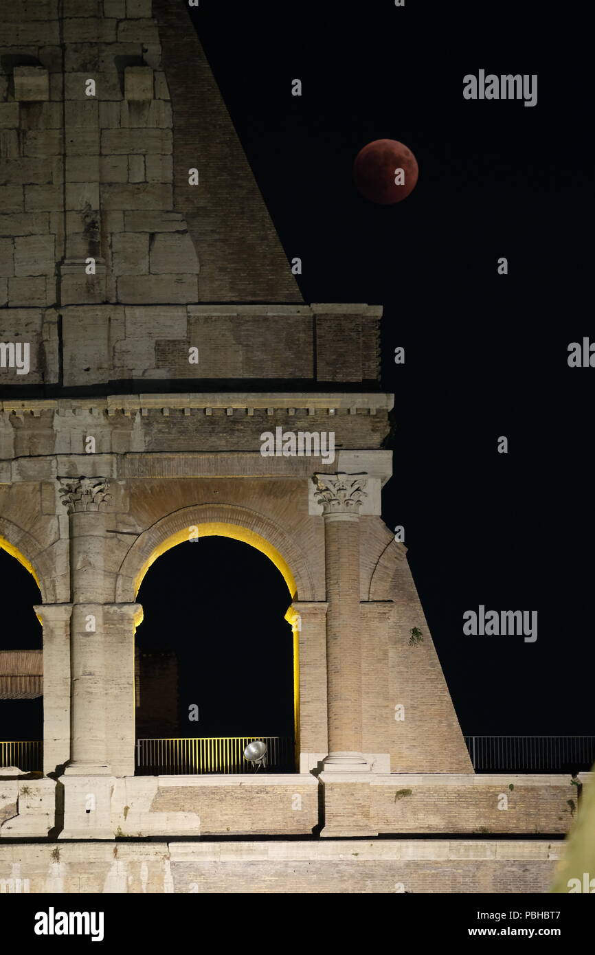 full red moon lunar eclipse Stock Photo - Alamy