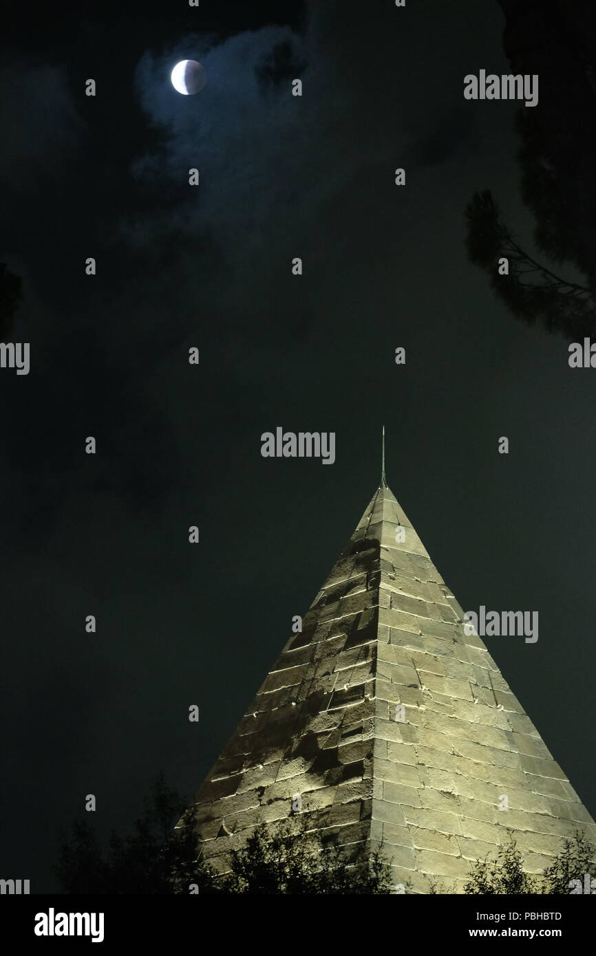 full red moon lunar eclipse Stock Photo - Alamy