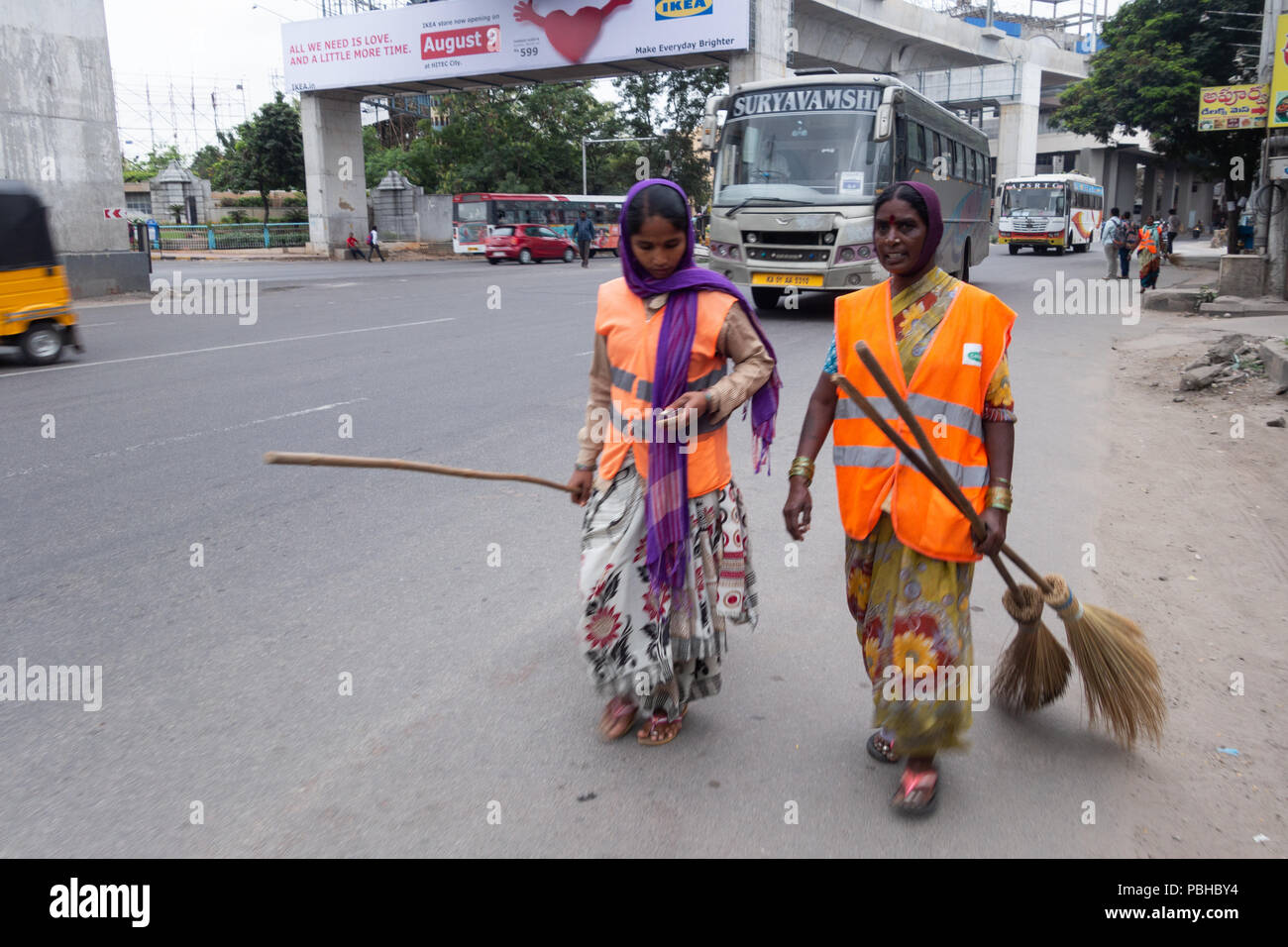 Street sweepers of india hi-res stock photography and images - Alamy