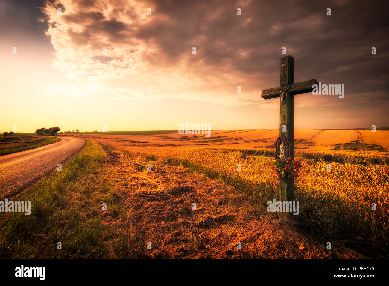 Field cross hi-res stock photography and images - Alamy