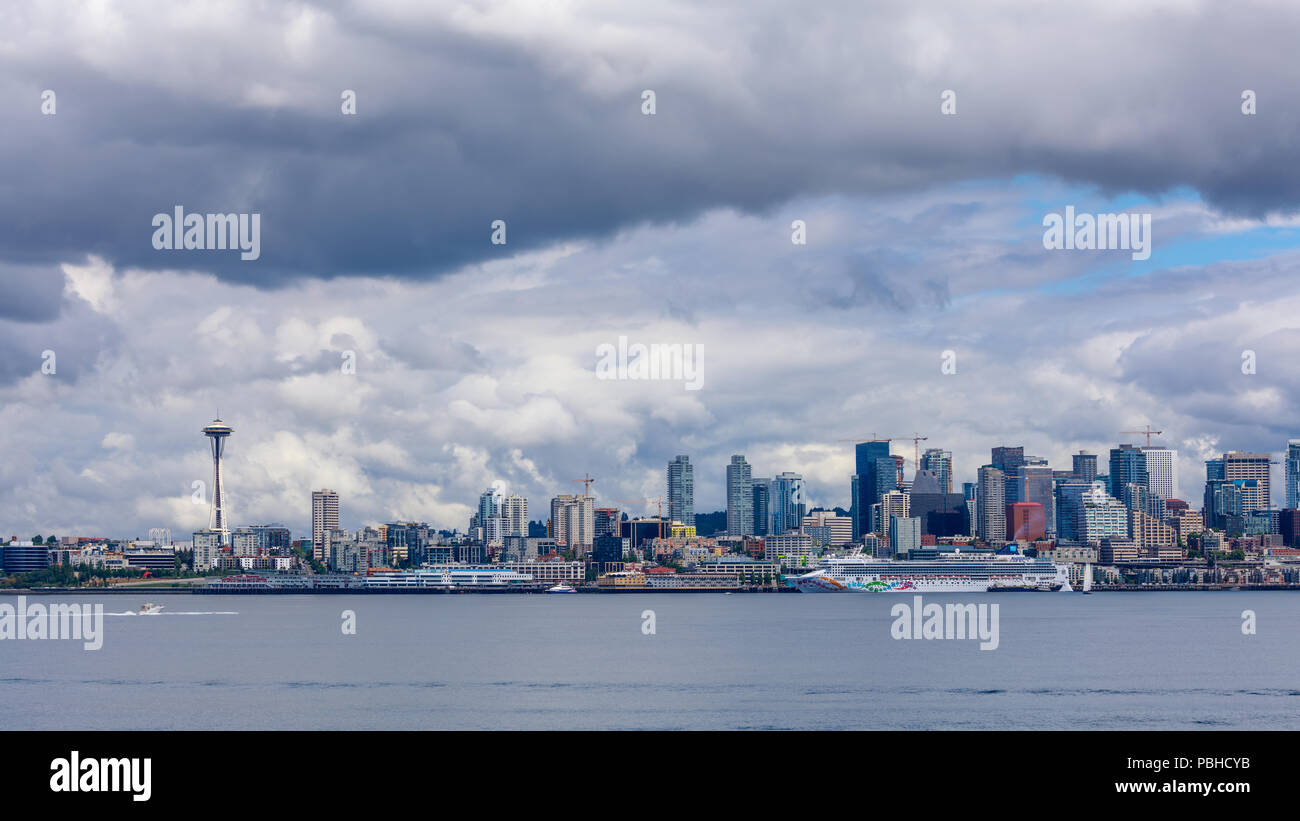 Seattle Skyline Panorama, cloudy day Stock Photo - Alamy