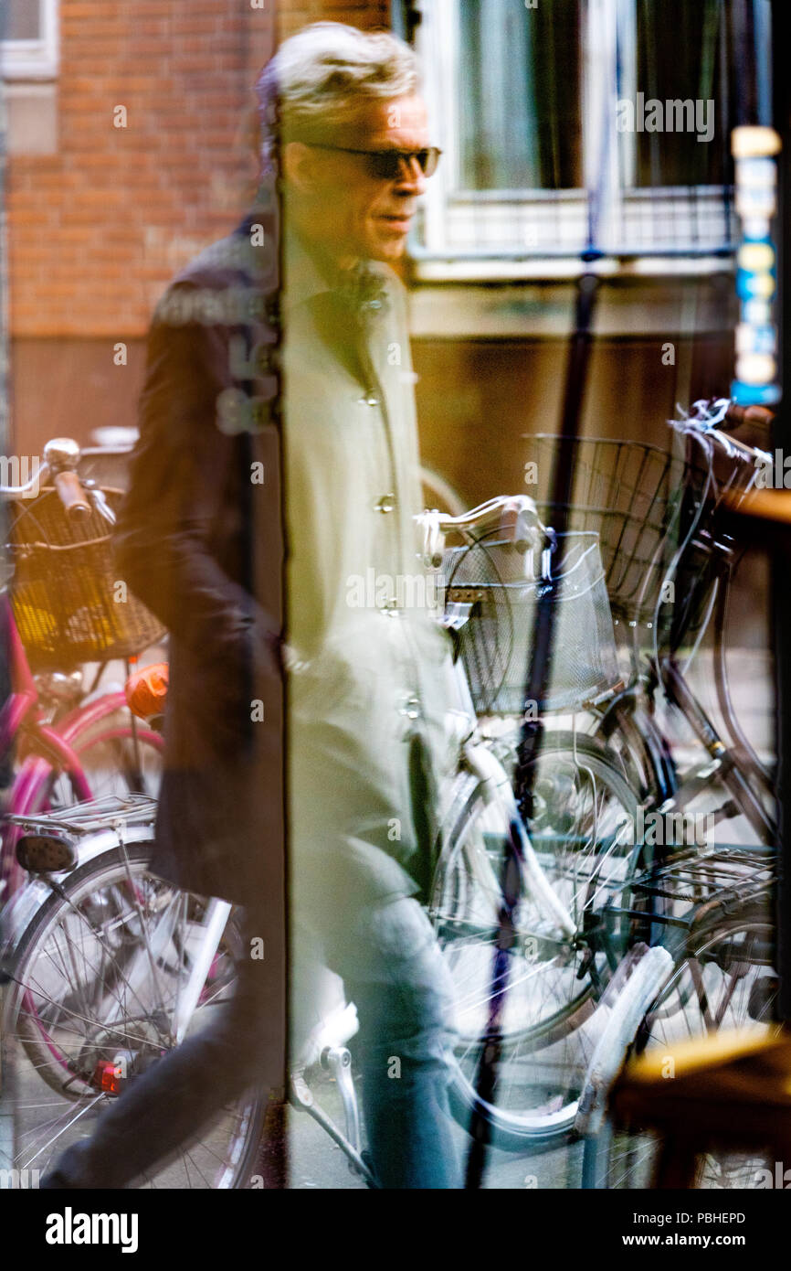 Reflections in glass door hi-res stock photography and images - Alamy