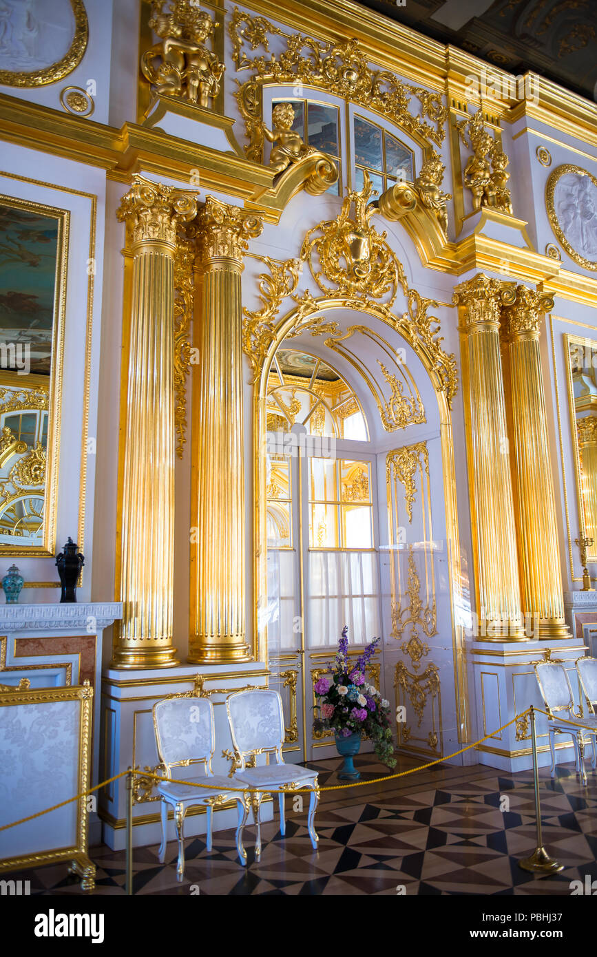 PUSHKIN, RUSSIA - OCT 25, 2012: Ball room of the Catherine Palace ...