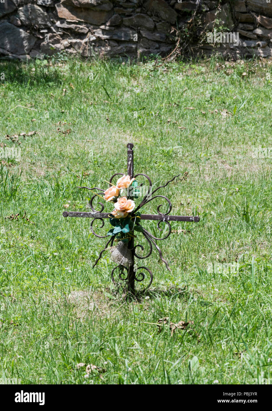Traditional cross nailed on the grave of a deceased Stock Photo - Alamy