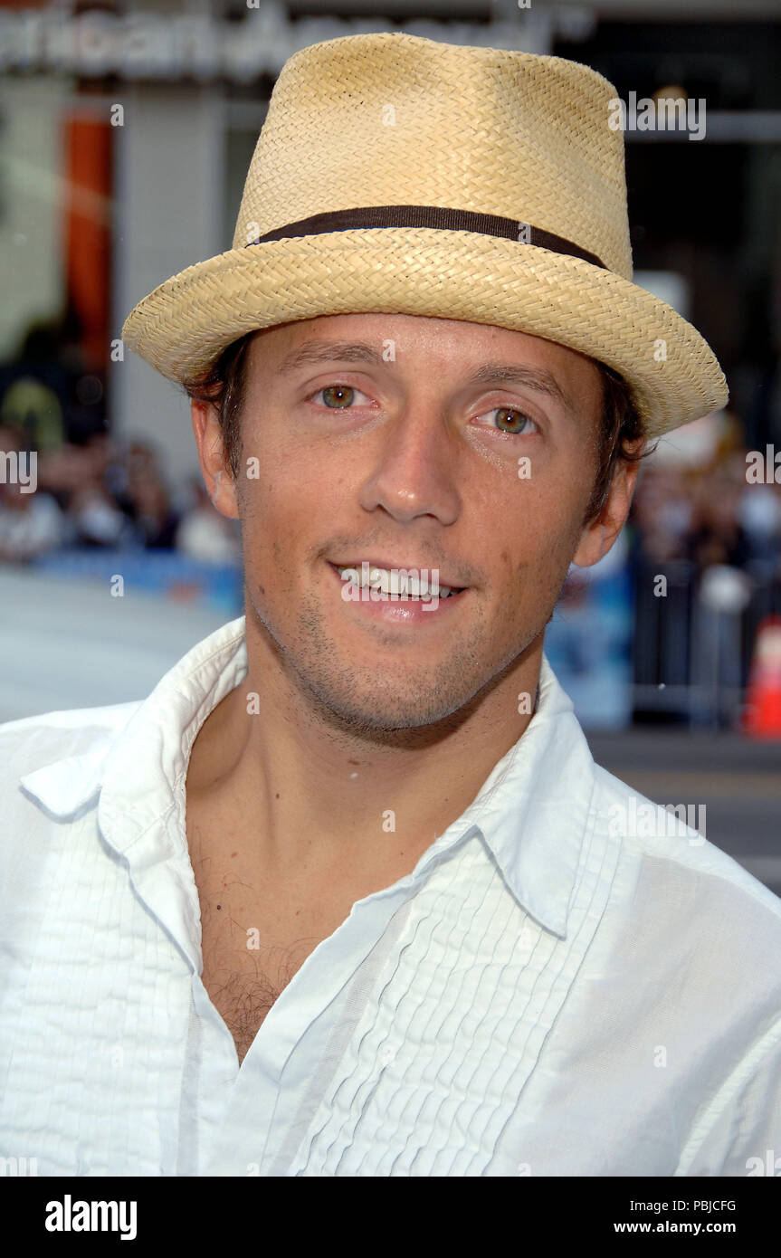 Jason Mraz arriving at The FOUNTAIN Premiere at the Chinese Theatre in ...