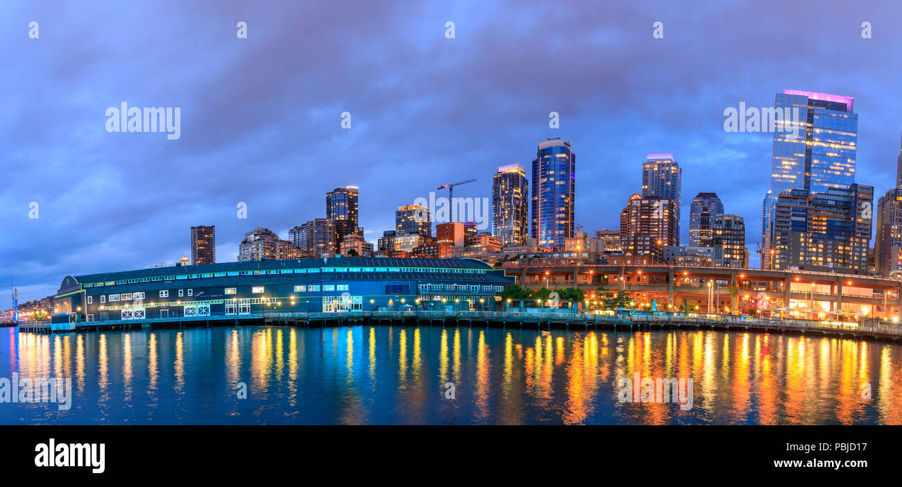 Docks of seattle on elliott bay hi-res stock photography and images - Alamy