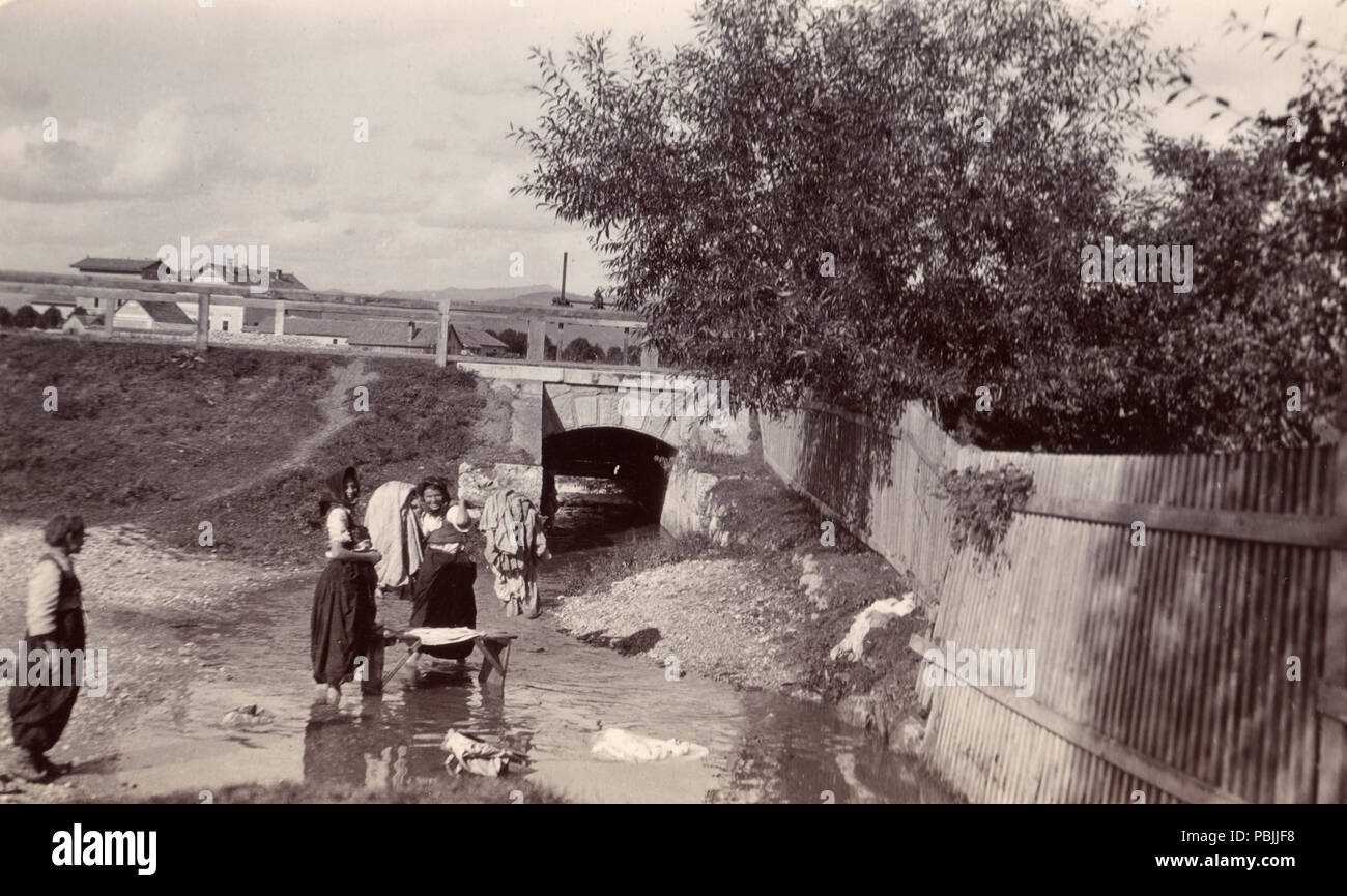 Women cleaning vintage hi-res stock photography and images - Alamy