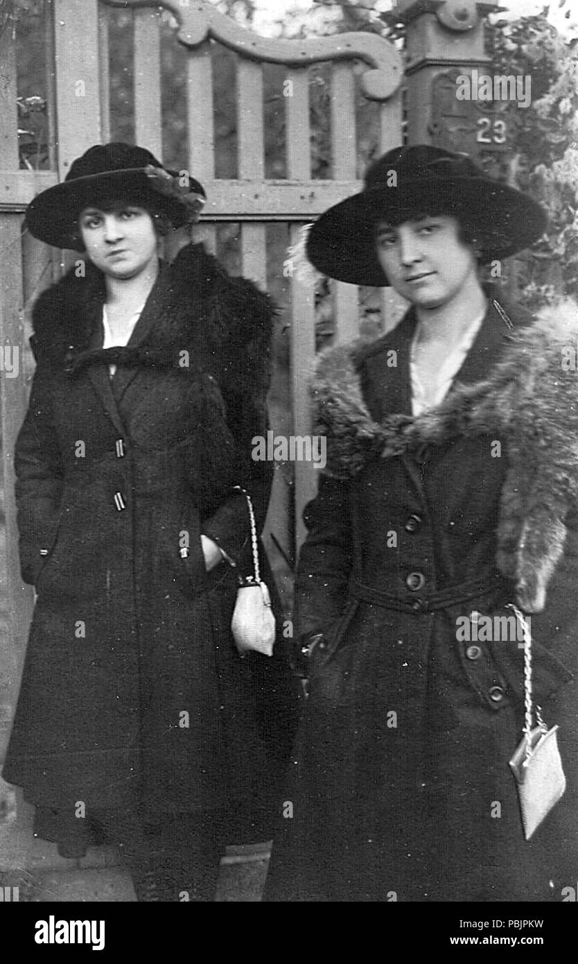 Historical women hats hi-res stock photography and images - Alamy