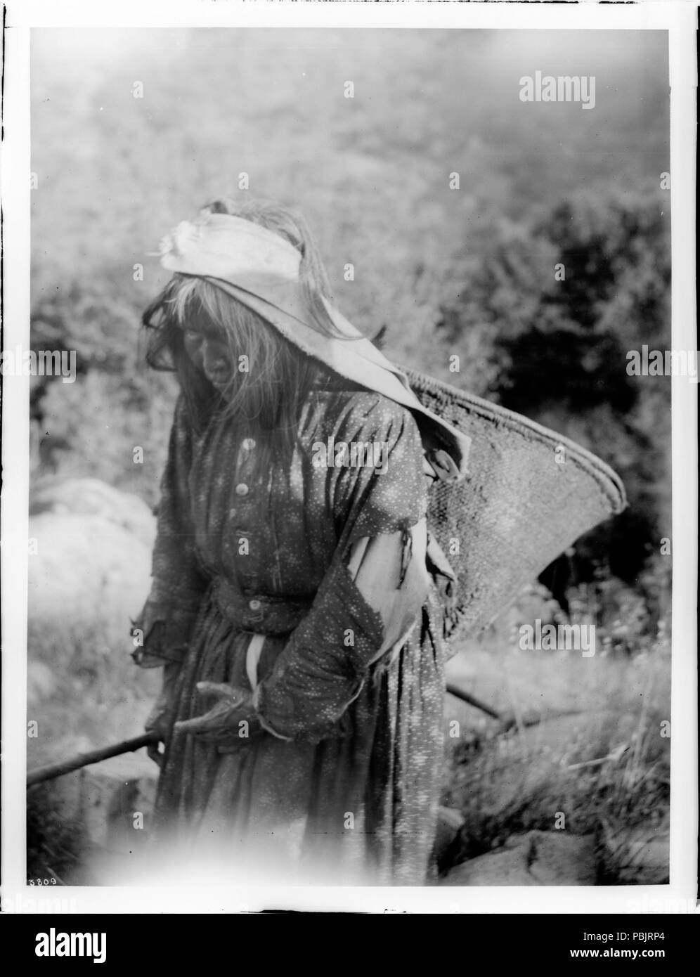Traditional california native american Black and White Stock Photos ...