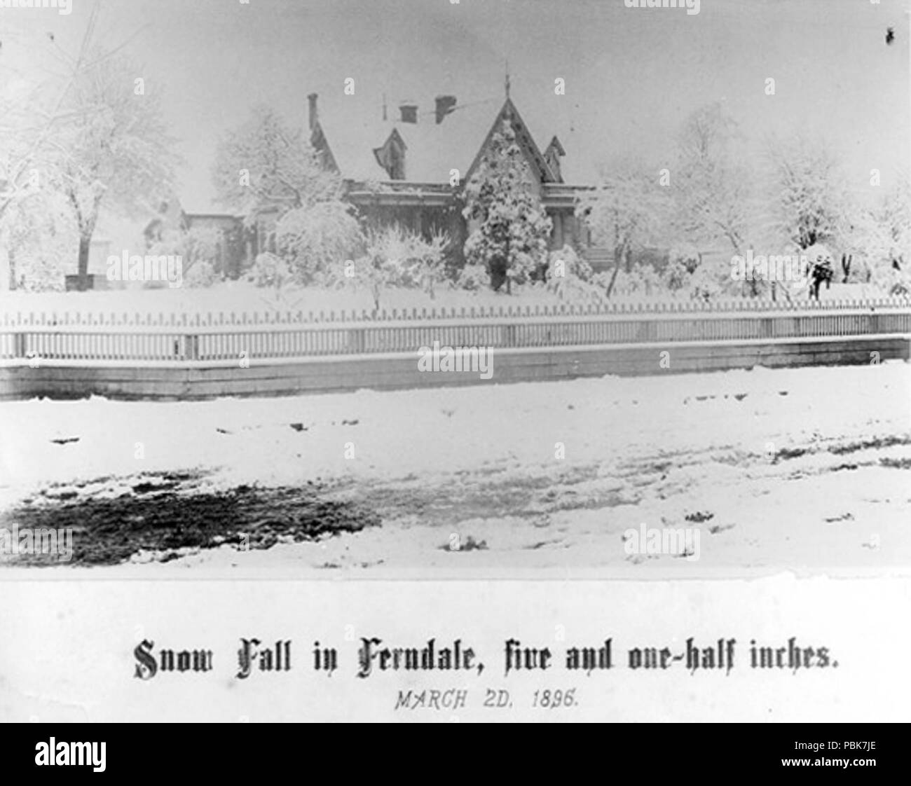 Snow covered house in Black and White Stock Photos & Images - Alamy