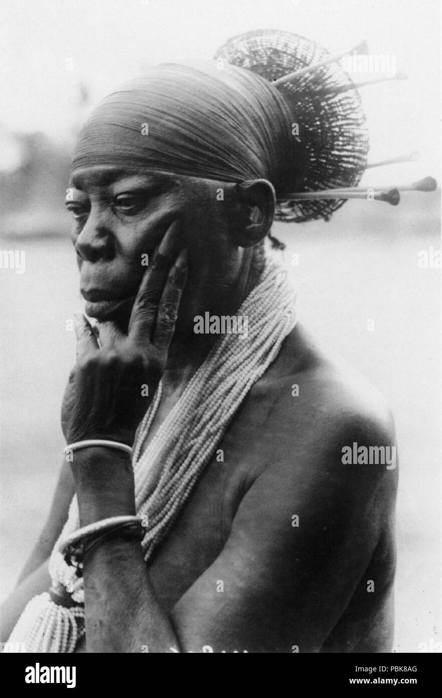 Mangbetu hi-res stock photography and images - Alamy