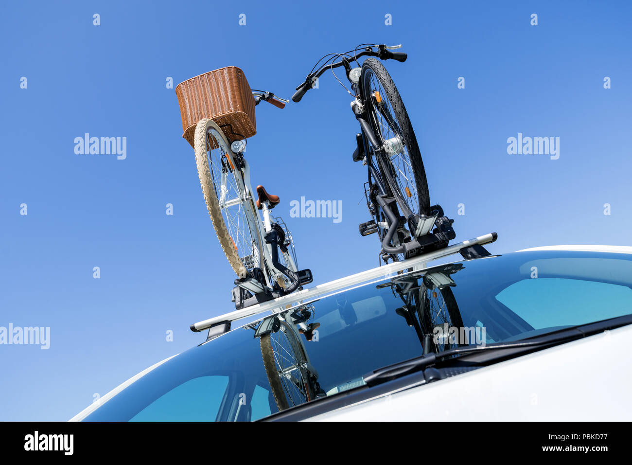 Car and roof rack luggage hi-res stock photography and images - Alamy