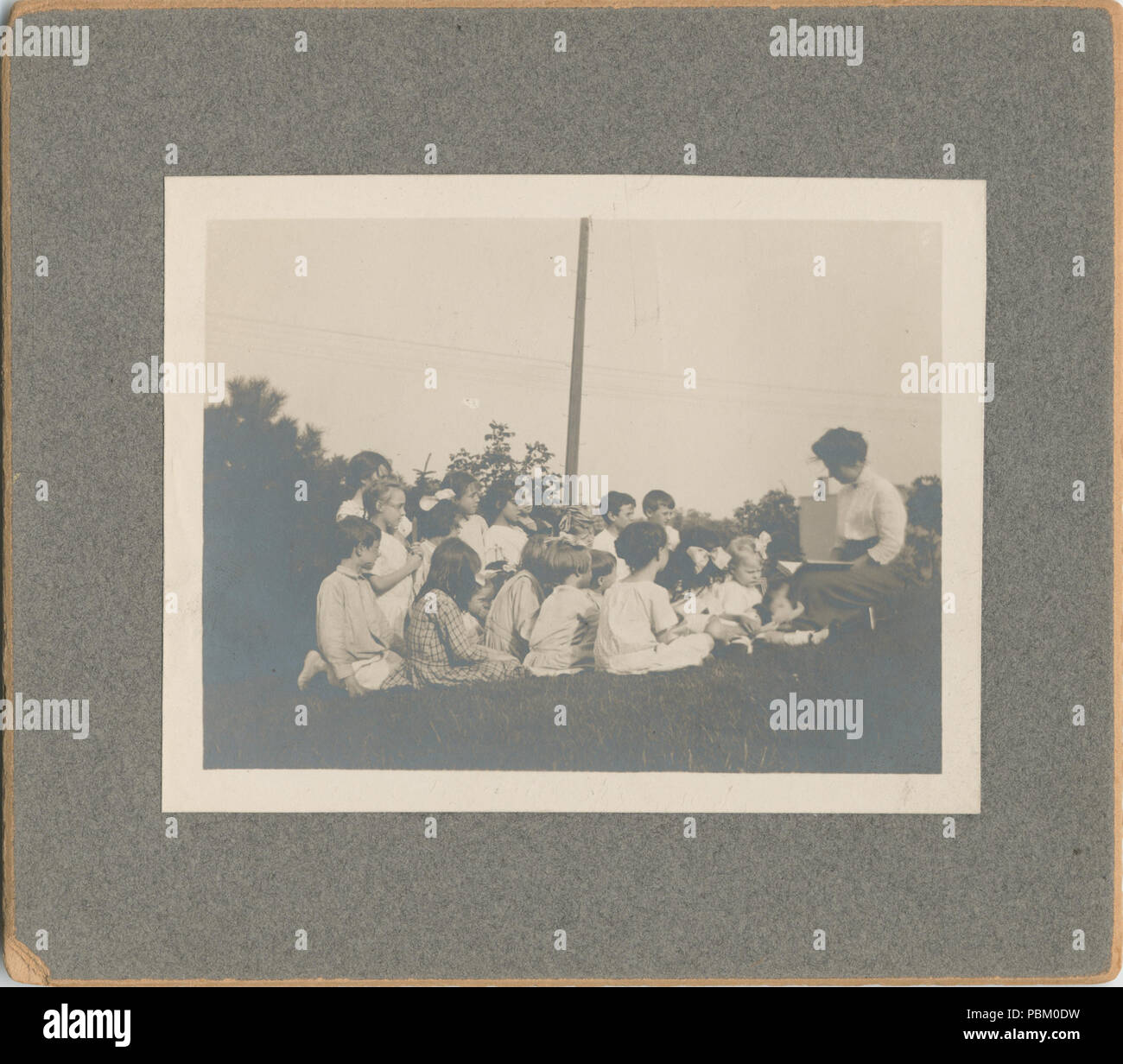 Librarian children reading hi-res stock photography and images - Alamy