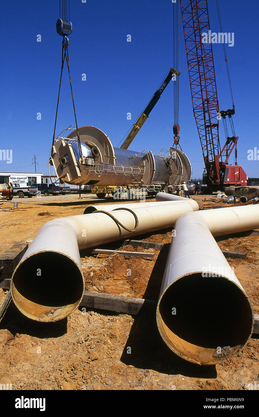 Refinery construction hi-res stock photography and images - Alamy