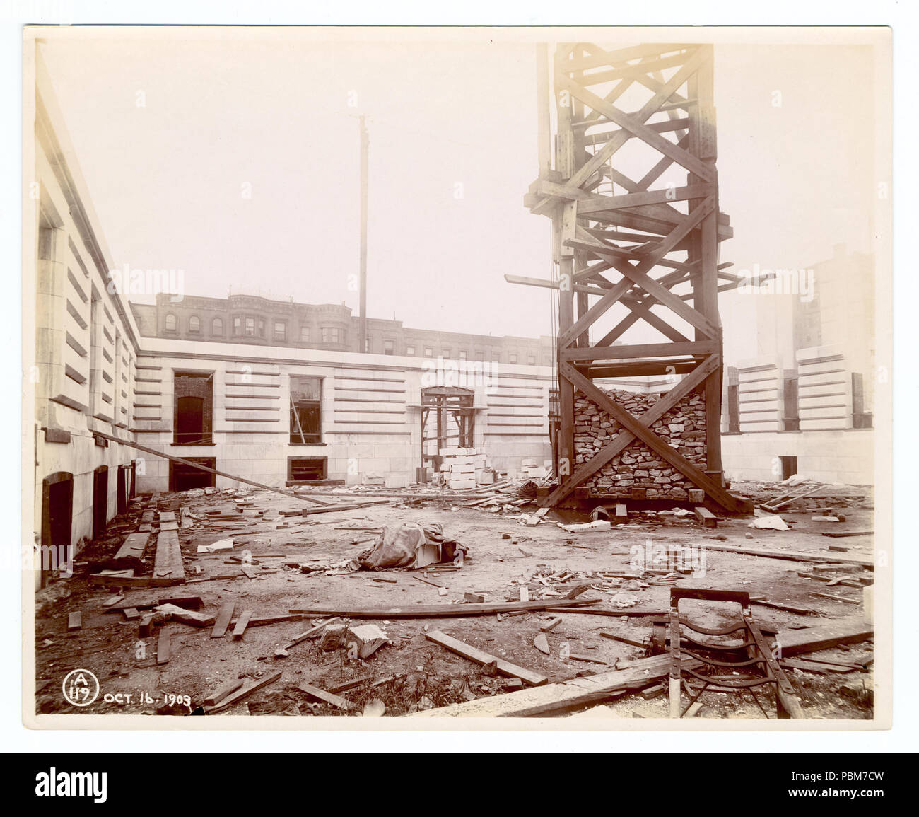 Historic building construction Cut Out Stock Images & Pictures - Alamy