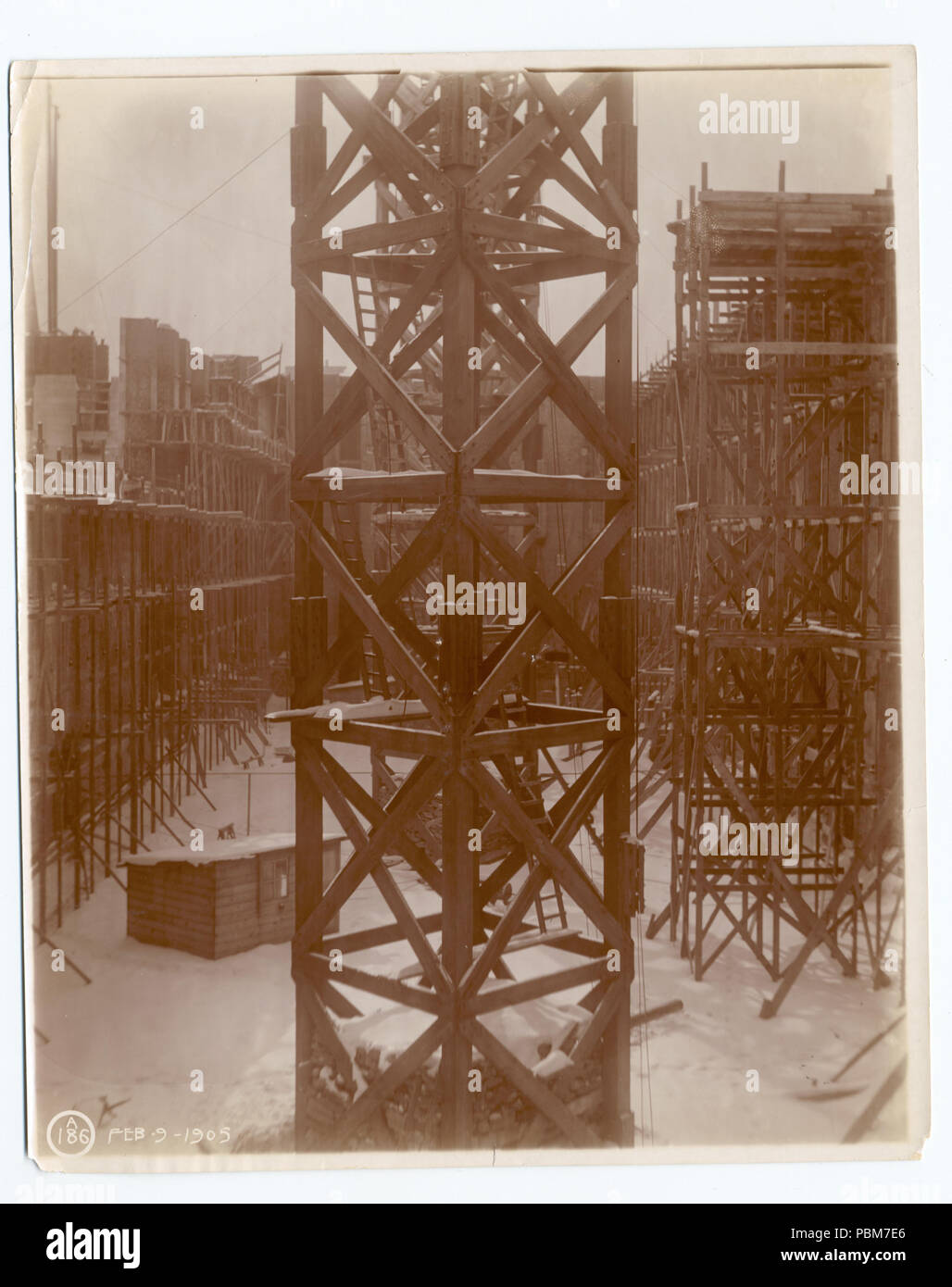 Worker in scaffolding construction hi-res stock photography and images ...