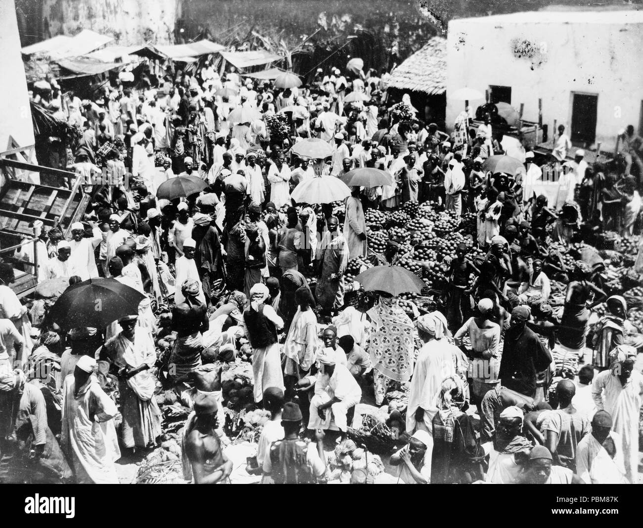 African fruit market early 1900s hi-res stock photography and images ...
