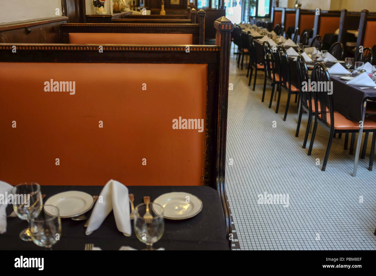 Restaurant booth hi-res stock photography and images - Alamy