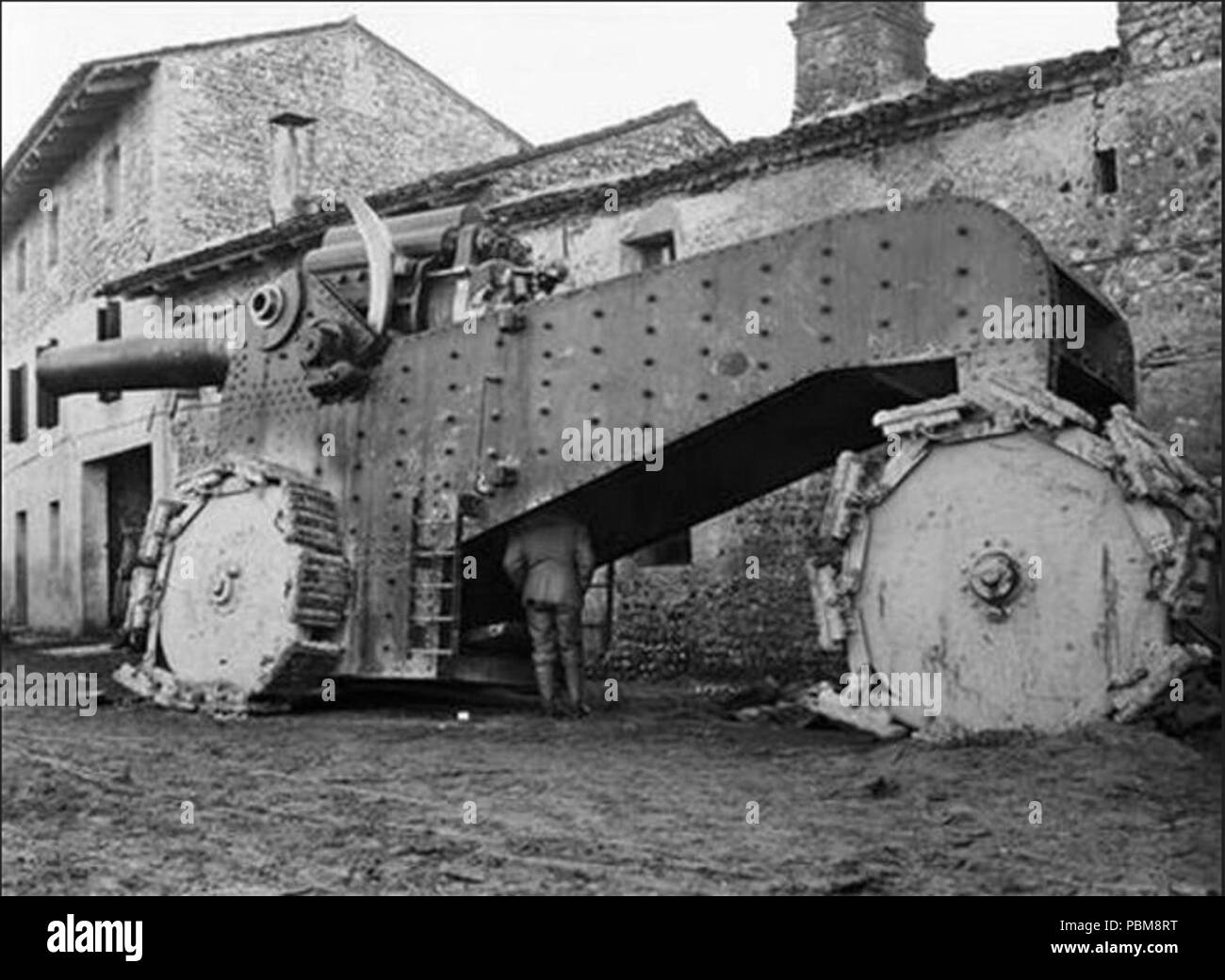 305 howitzer Black and White Stock Photos & Images - Alamy