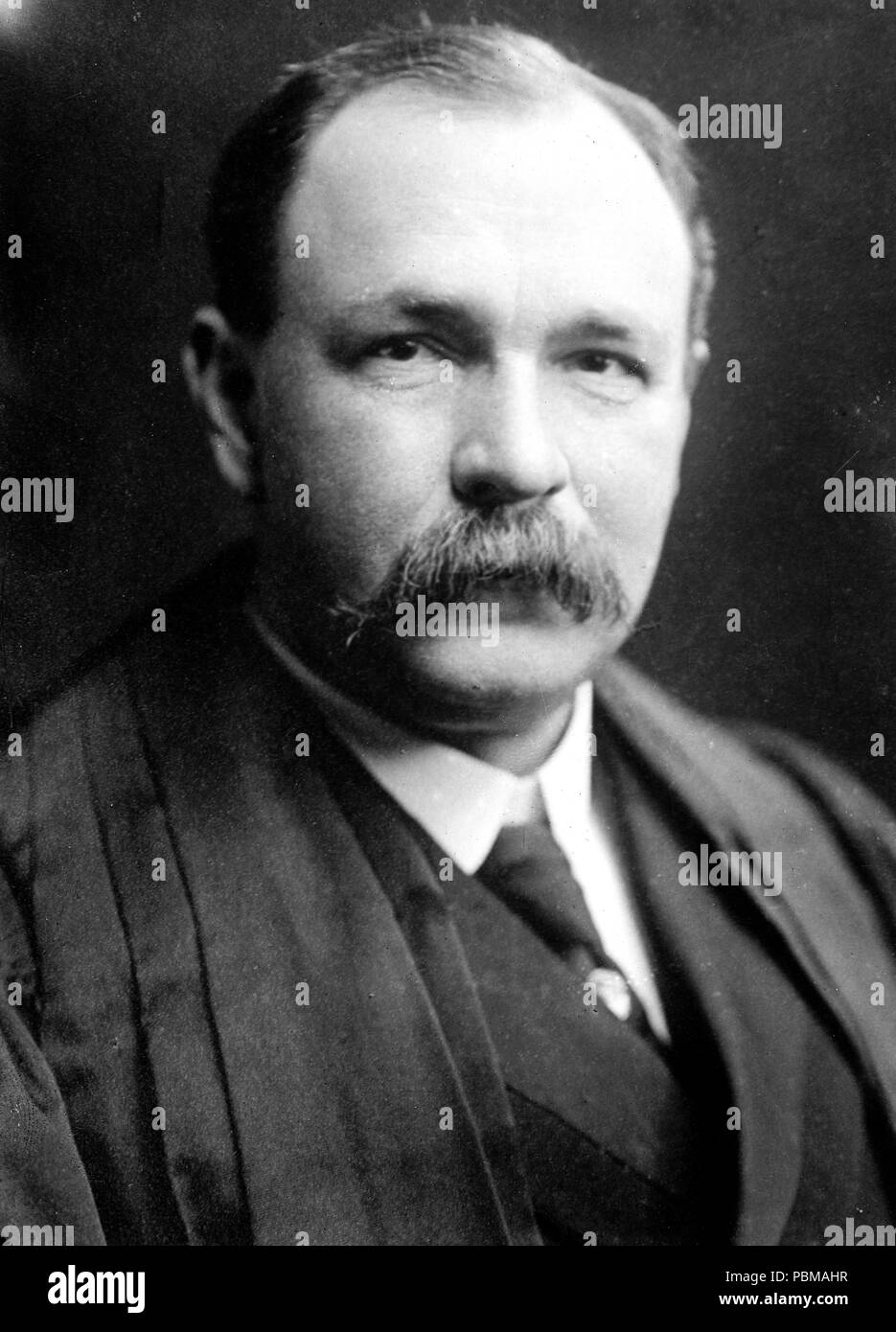 Newsworthy early 20th century hi-res stock photography and images - Alamy
