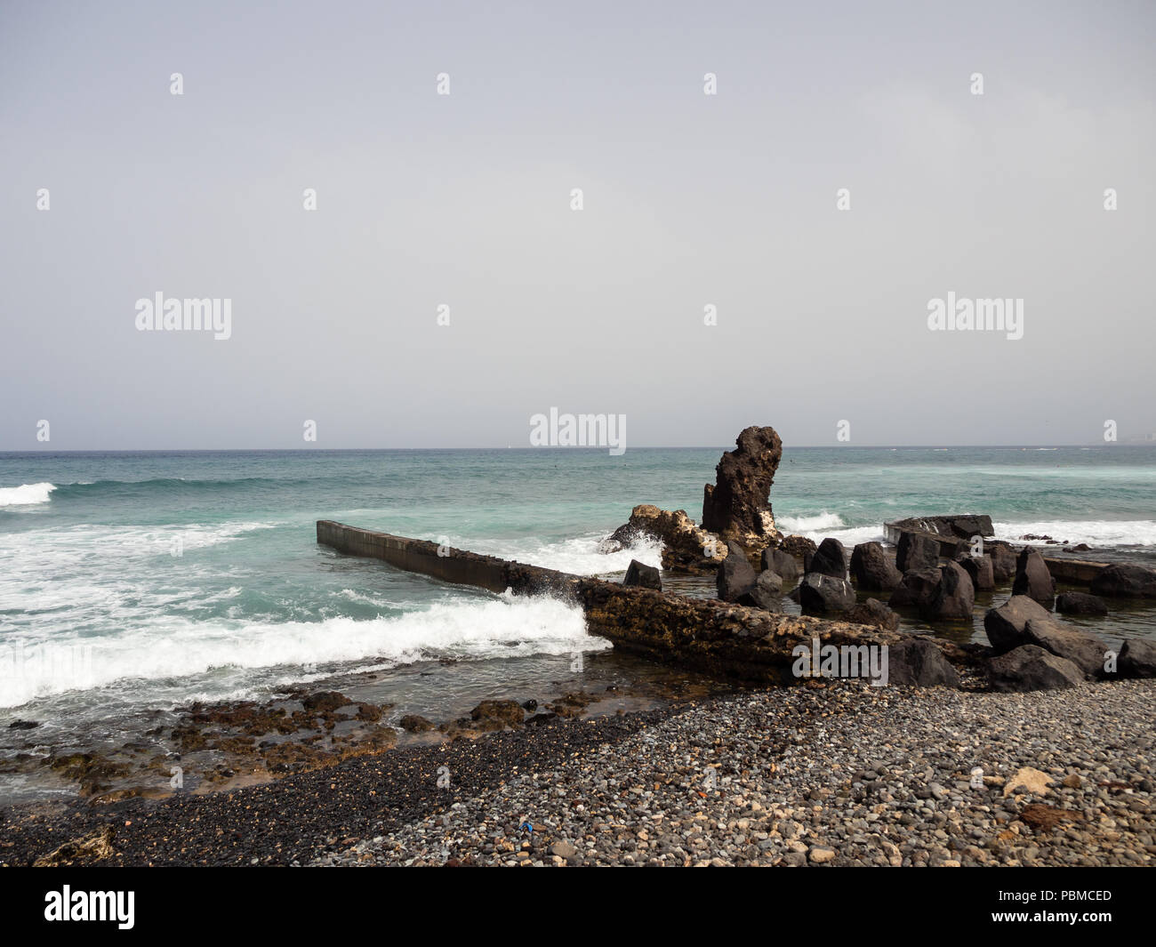 Rocky beach front hi-res stock photography and images - Alamy