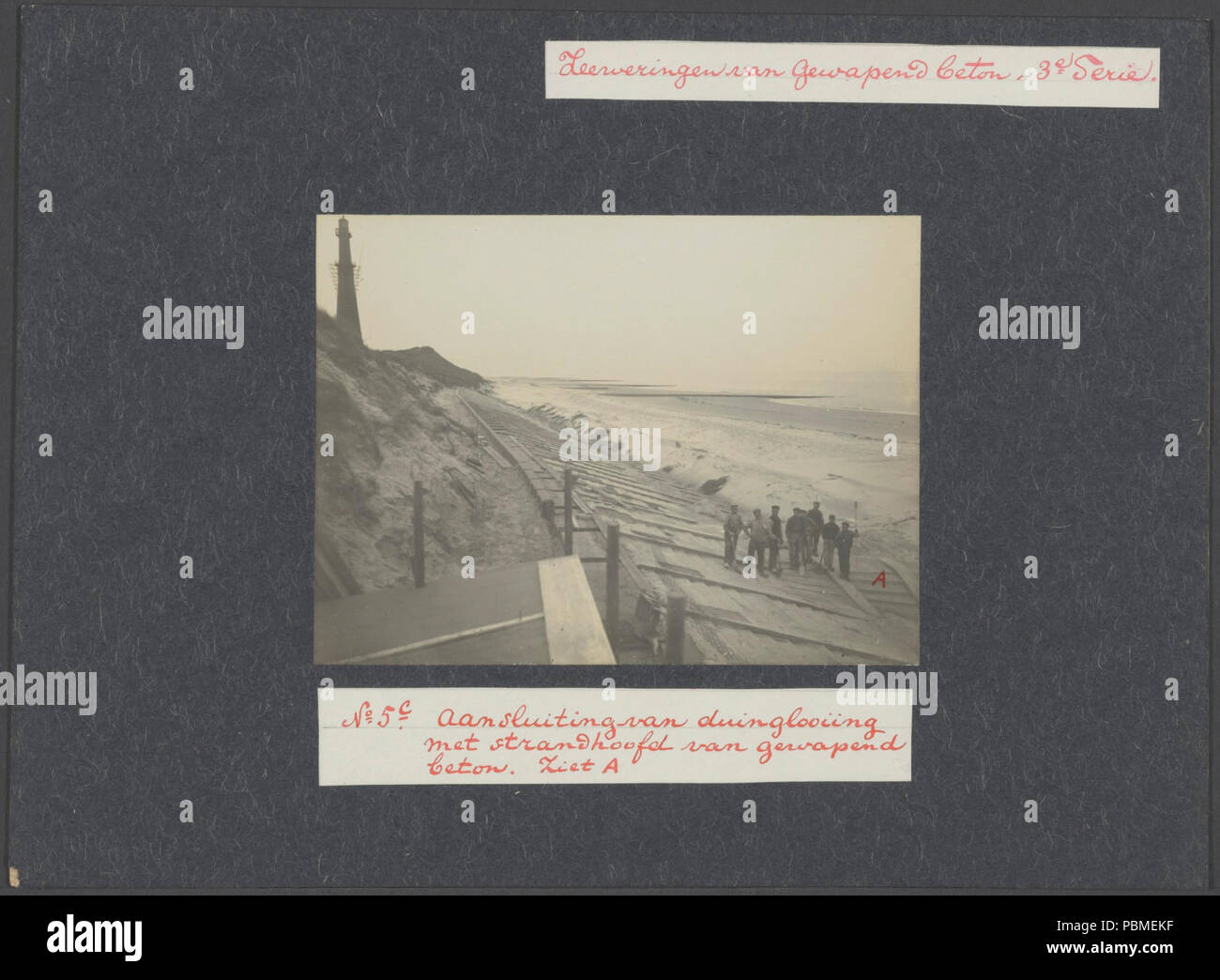 Aansluiting duinglooiing met strandhoofd van gewapend beton Stock Photo ...