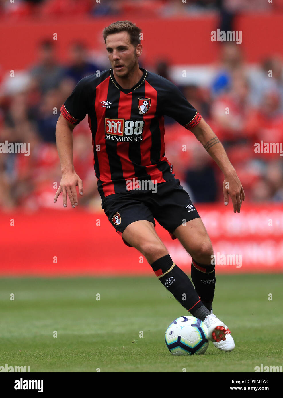 Dan gosling full length hi-res stock photography and images - Alamy