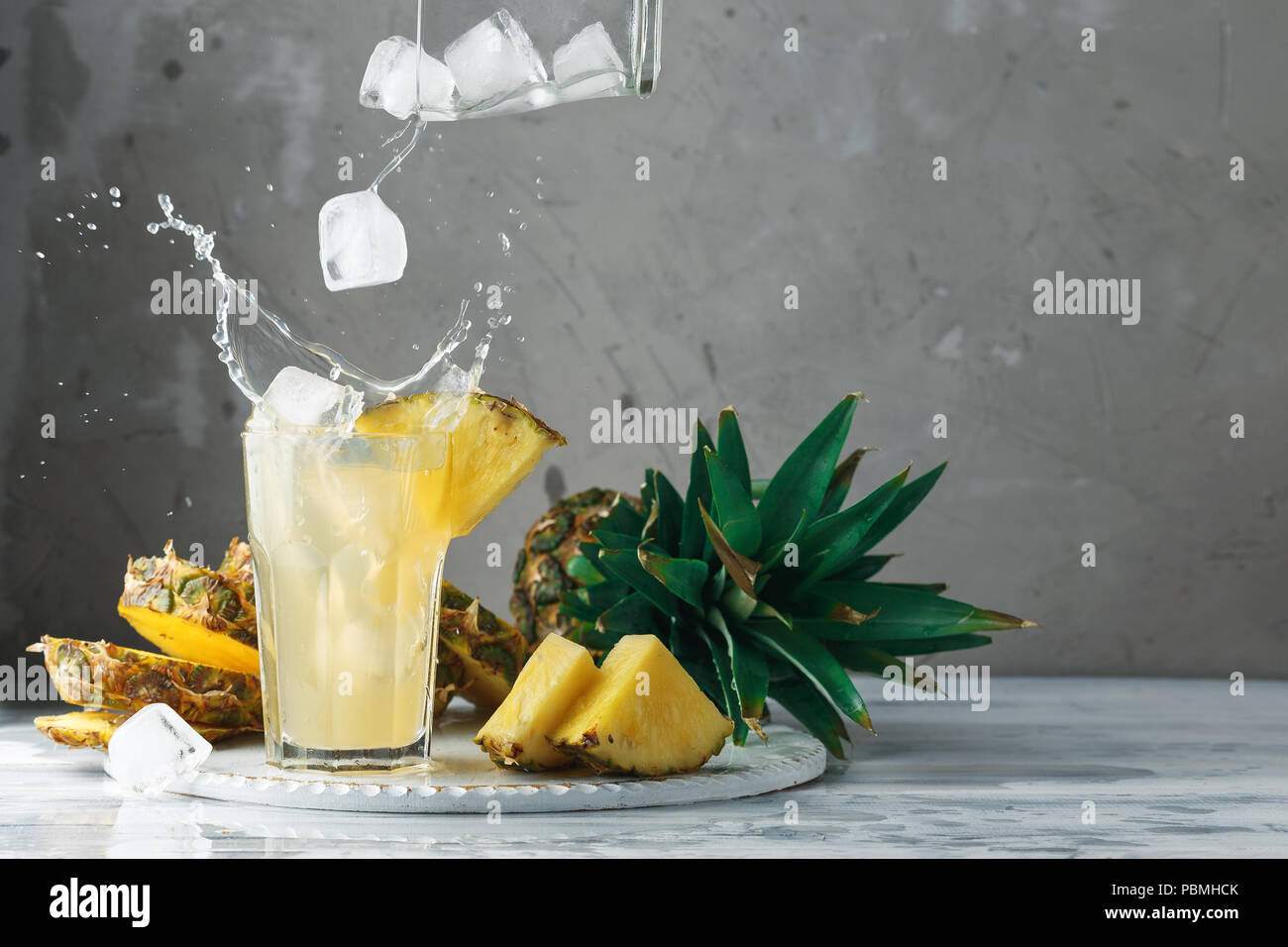 Object falling water making hi-res stock photography and images - Alamy