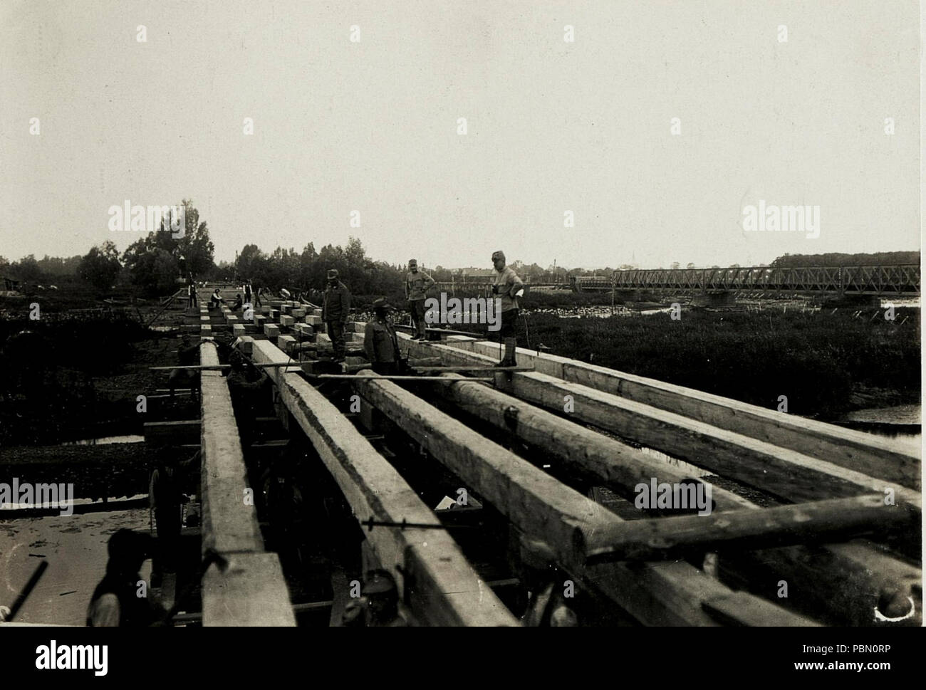 Abgebrannte Brücke bei Stryj. (Neubau III Stock Photo - Alamy
