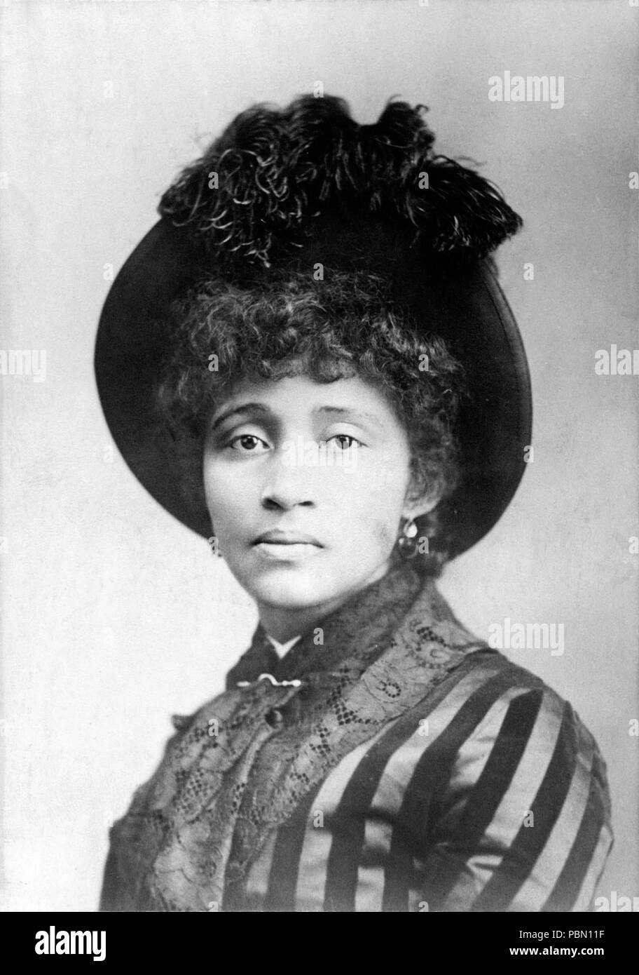 . English: Black and white portrait photograph of Lucy Parsons wearing ...