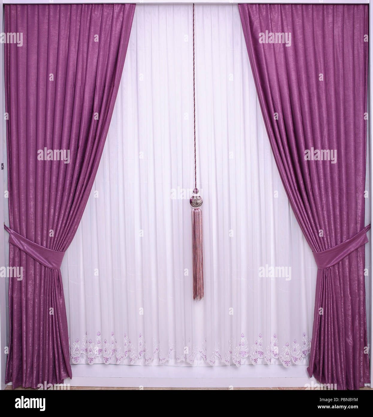 House curtains shut hi-res stock photography and images - Alamy