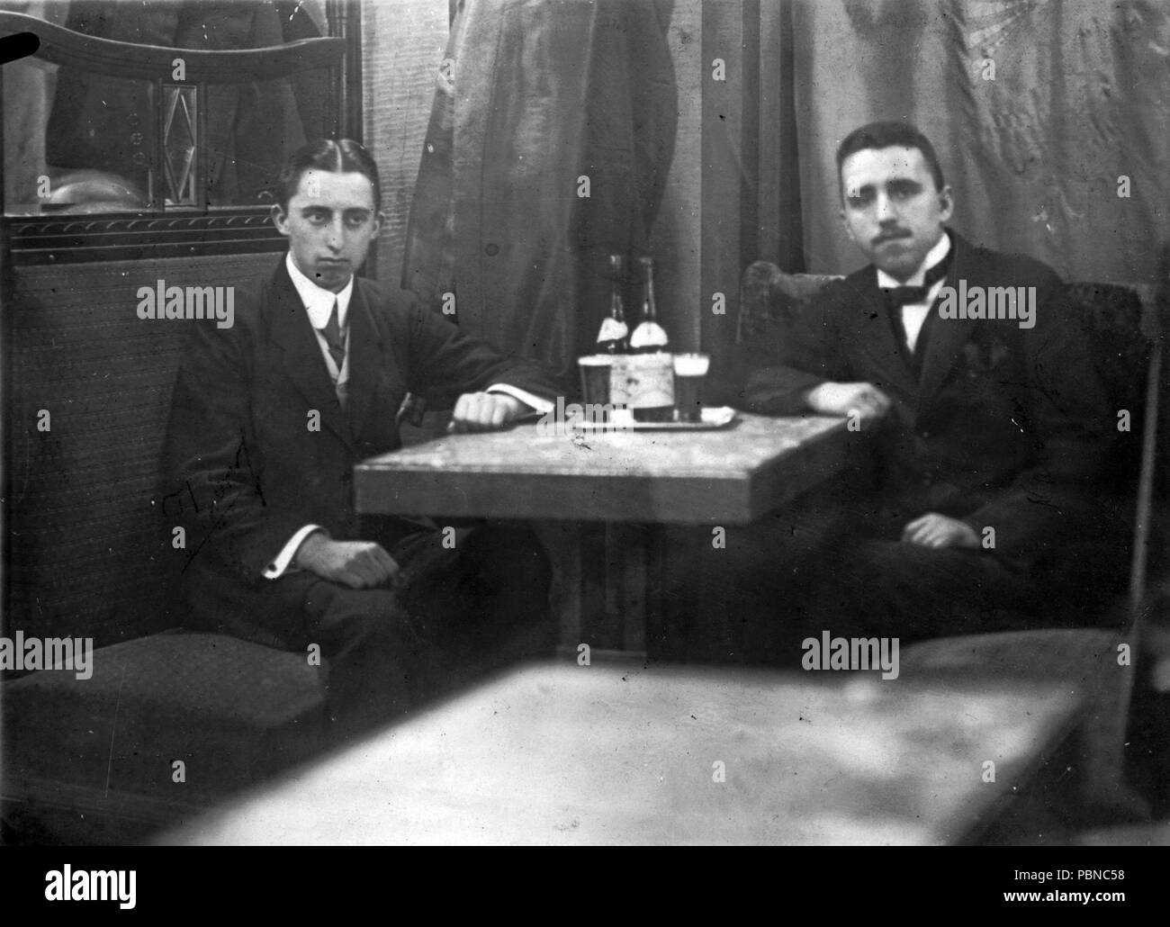 Vintage people drinking hi-res stock photography and images - Alamy