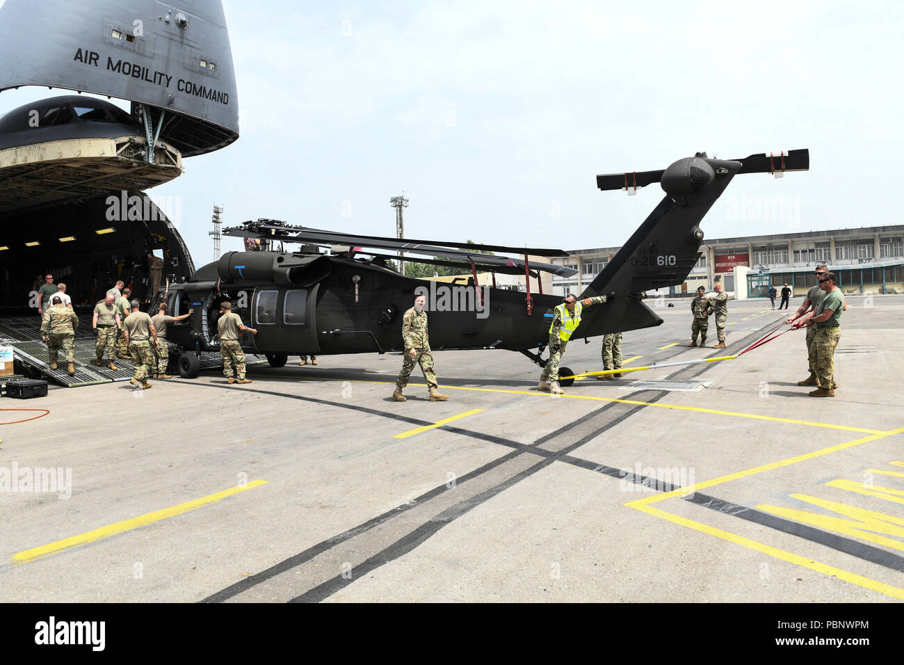 Aviation Guardsmen with 1-171st General Support Aviation Battalion ...