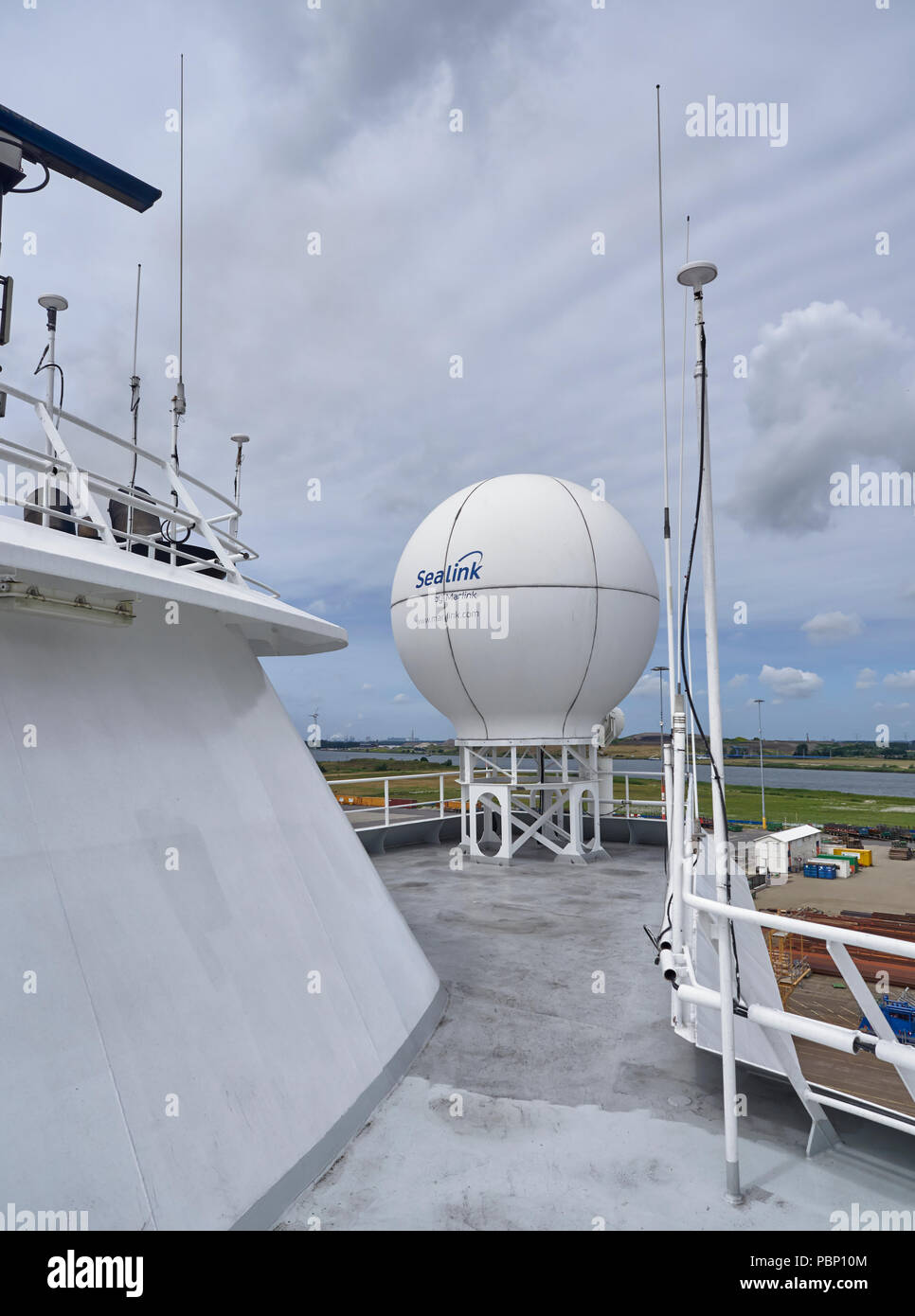 Dome antennas hi-res stock photography and images - Alamy