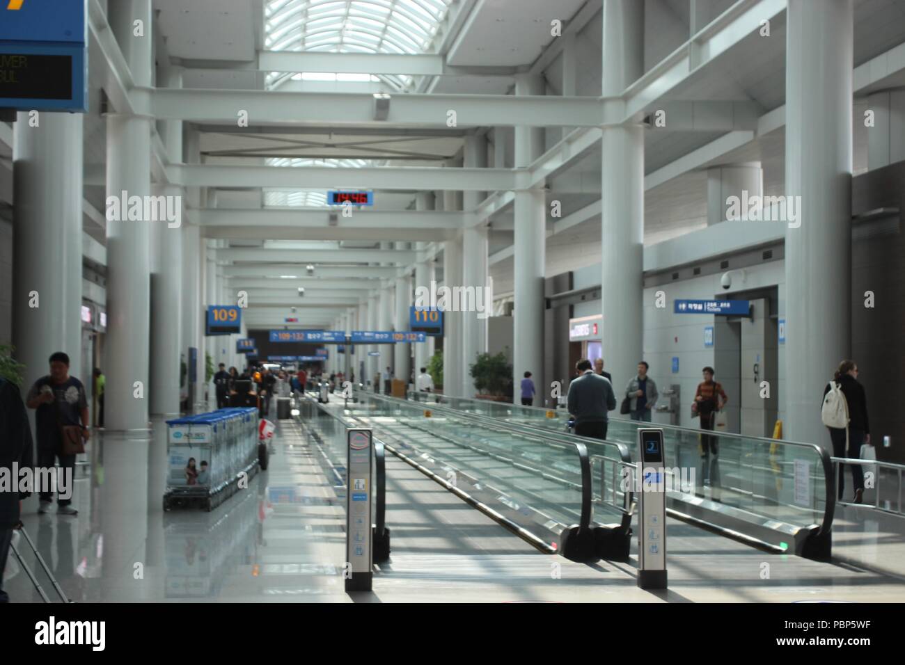 Incheon Airport international terminal gates and people Stock Photo - Alamy