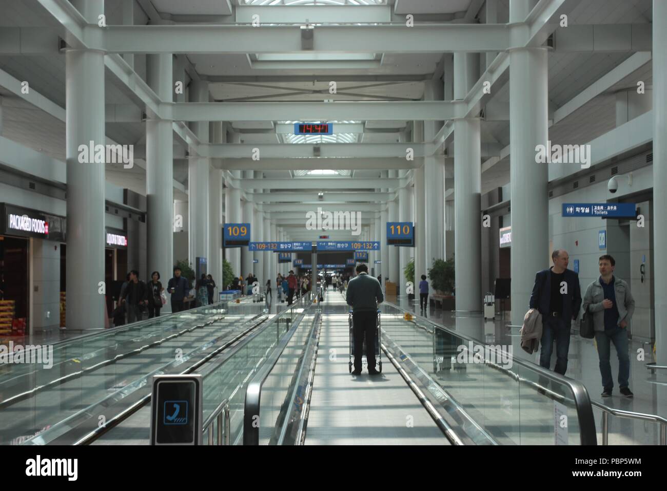 Incheon Airport international terminal gates and people Stock Photo - Alamy