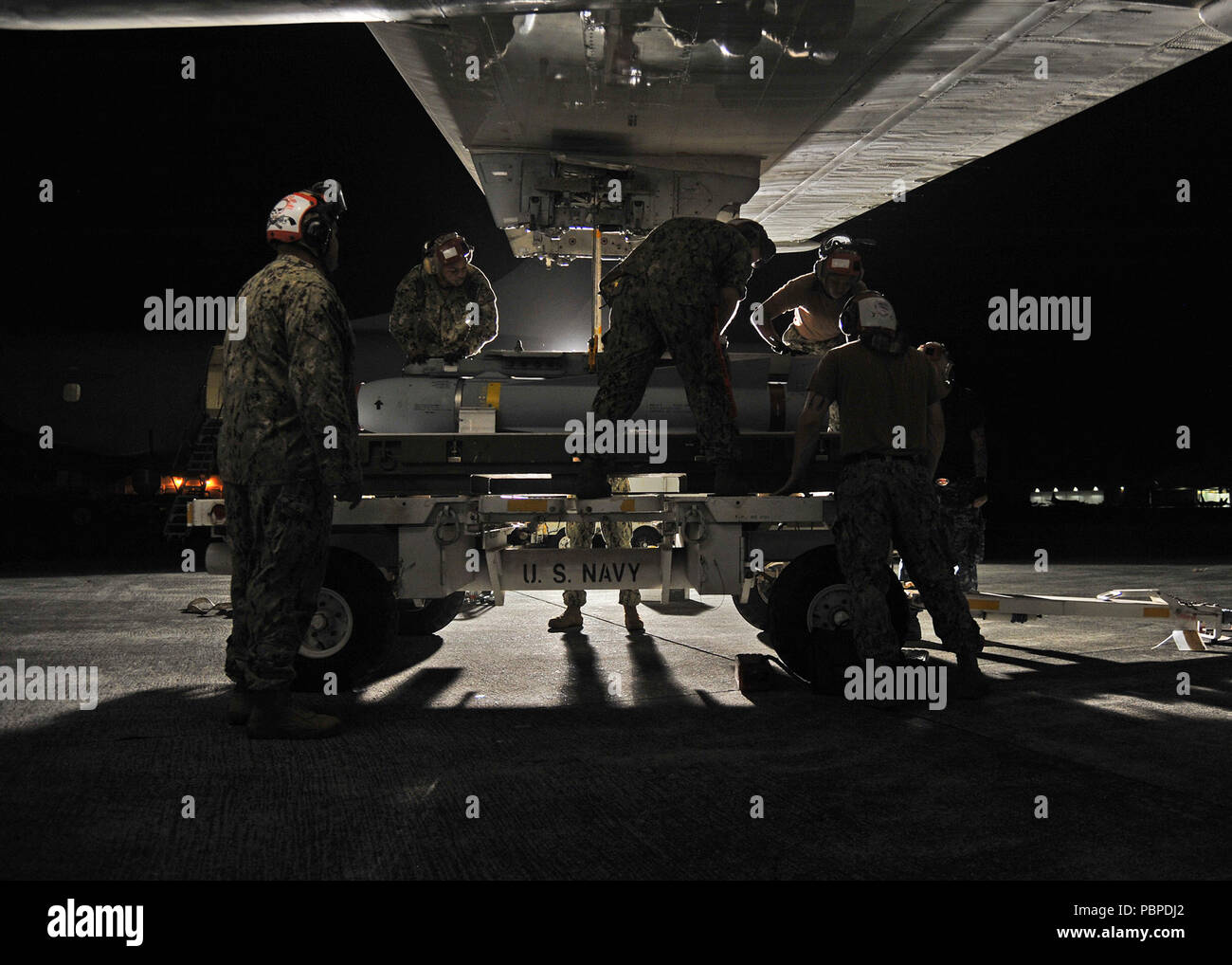 180719-N-KG618-1084 KANEOHE BAY, Hawaii (July 19, 2018) — Sailors ...