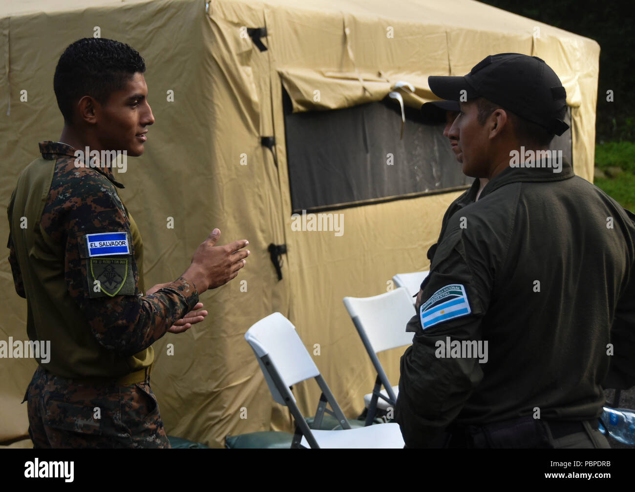 A Salvadoran comando and Argentinian comando share notes during an ...