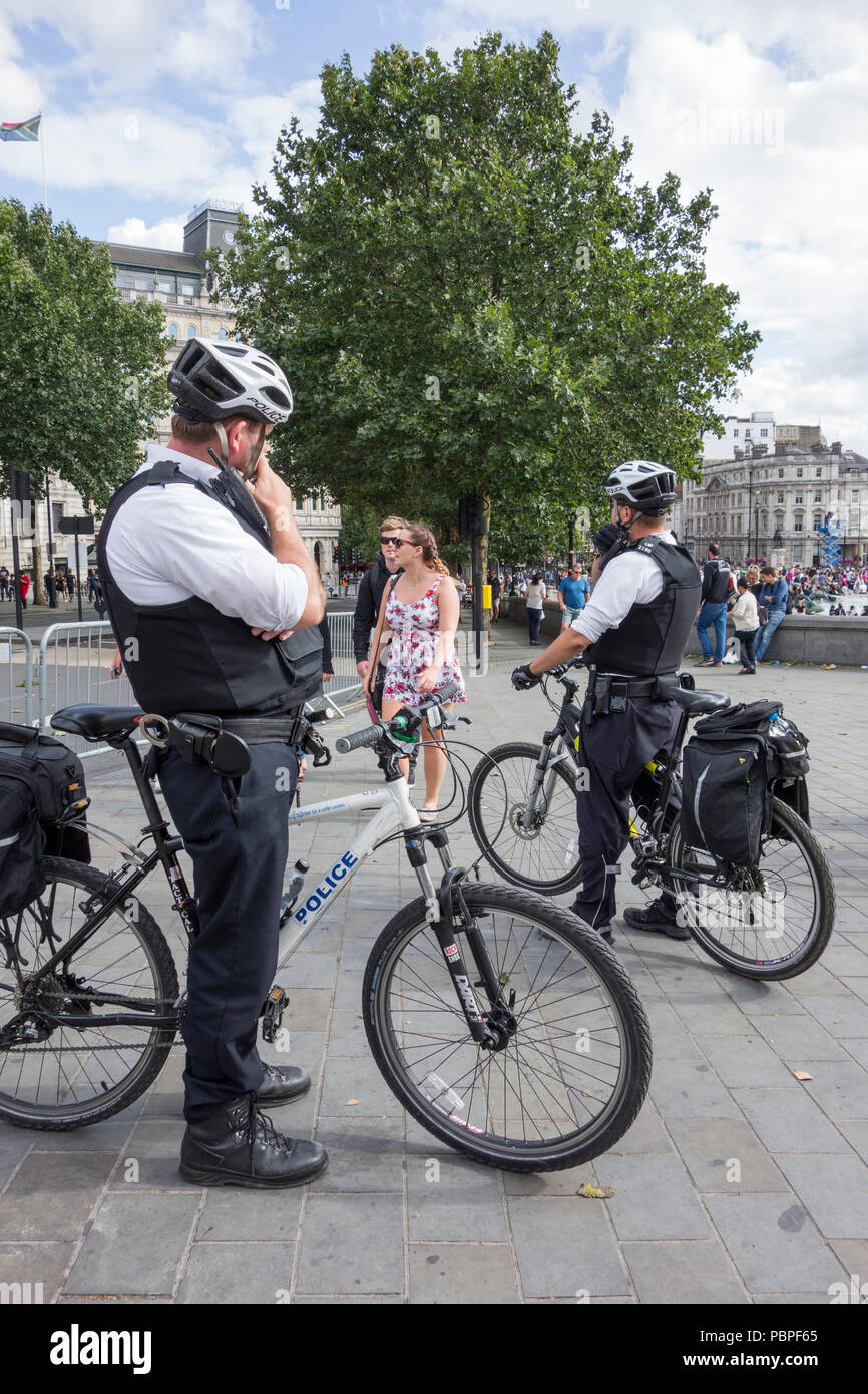 Metropolitan Police cyclists in Trafalgar Square, London, UK Stock ...