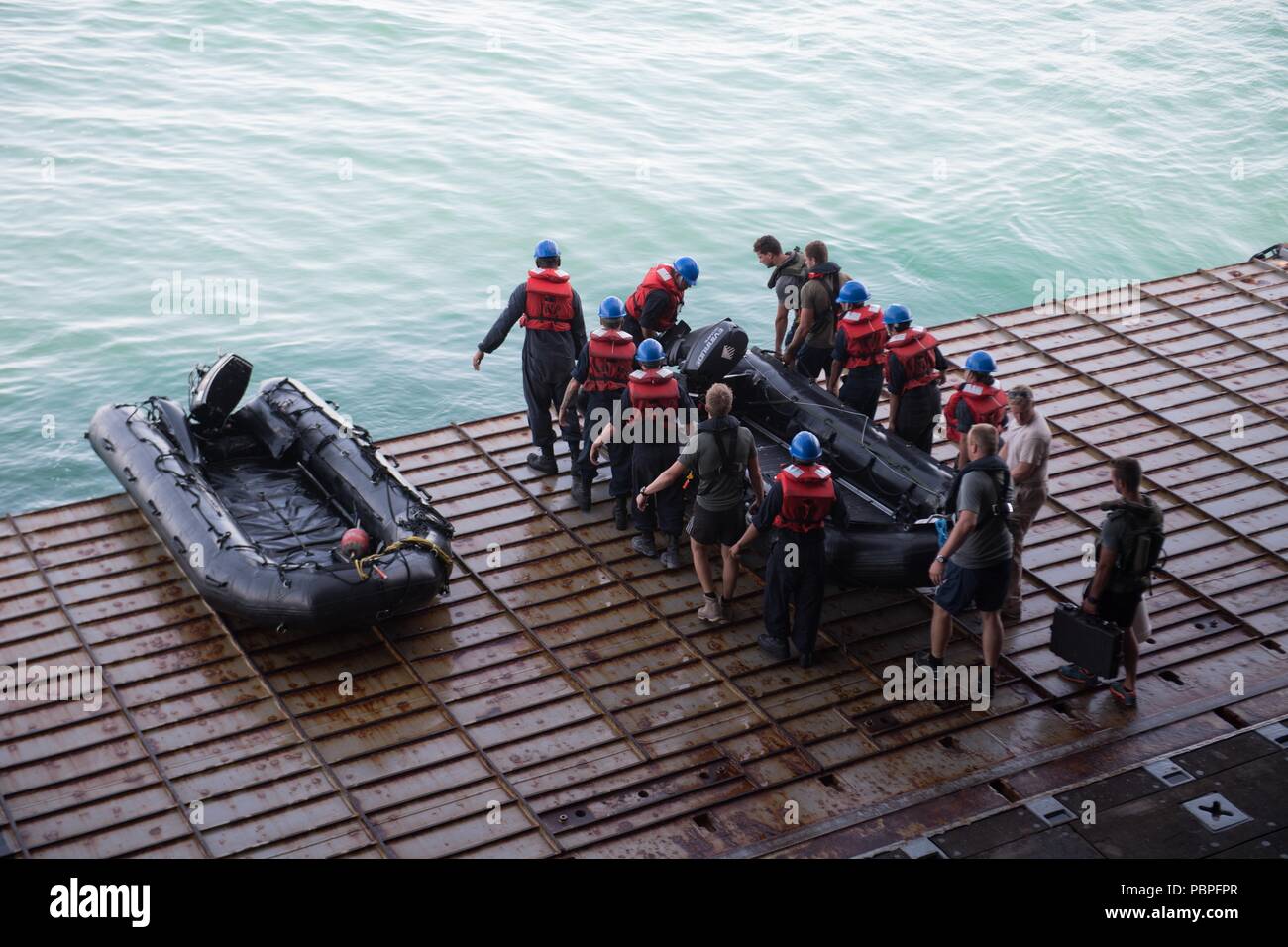 Navy dive ops hi-res stock photography and images - Alamy