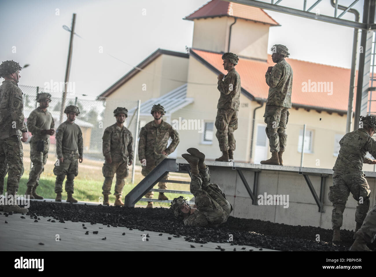 Paratrooper landing falls hi-res stock photography and images - Alamy