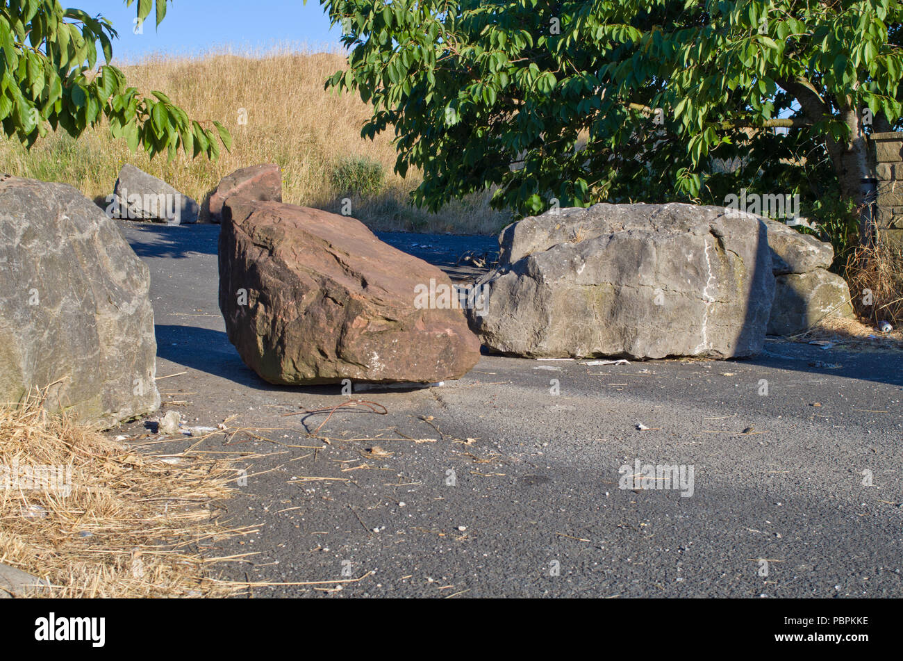 Rocks blocked hi-res stock photography and images - Alamy